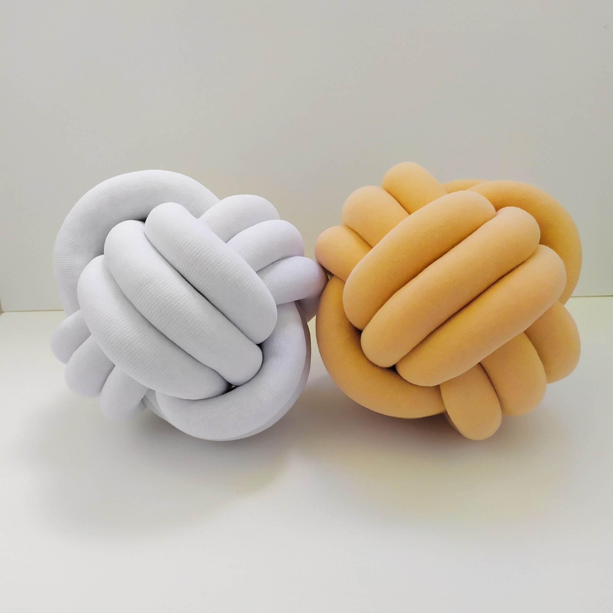 Подушка декоративная 30х30 желто-горчичного цвета. Подушка на диван, круглая, шар, узел (0107)