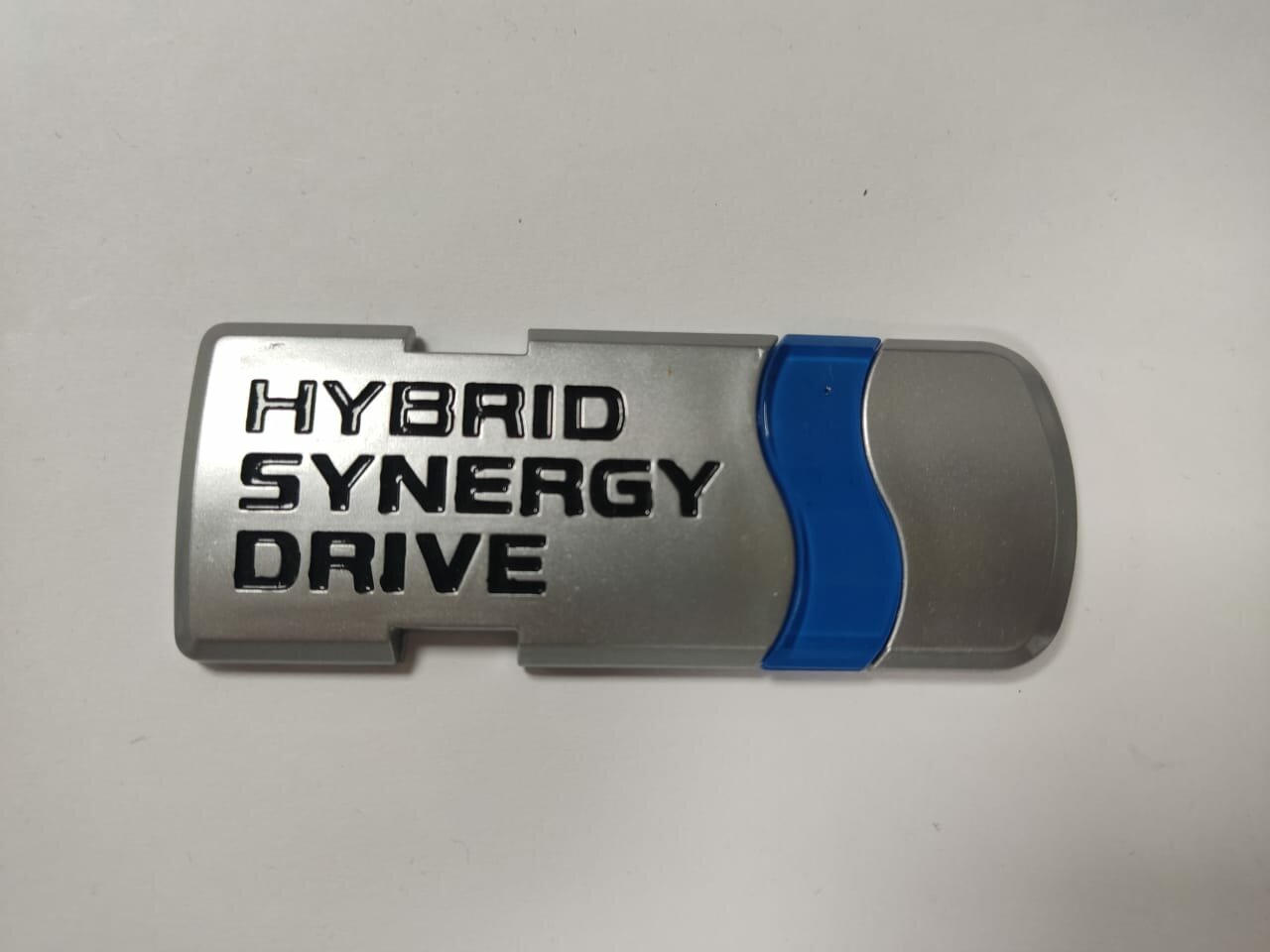 Шильдик "Hybrid", пластик/углепластик, глянцевый/матовый, белый, 8,7x3.3 см