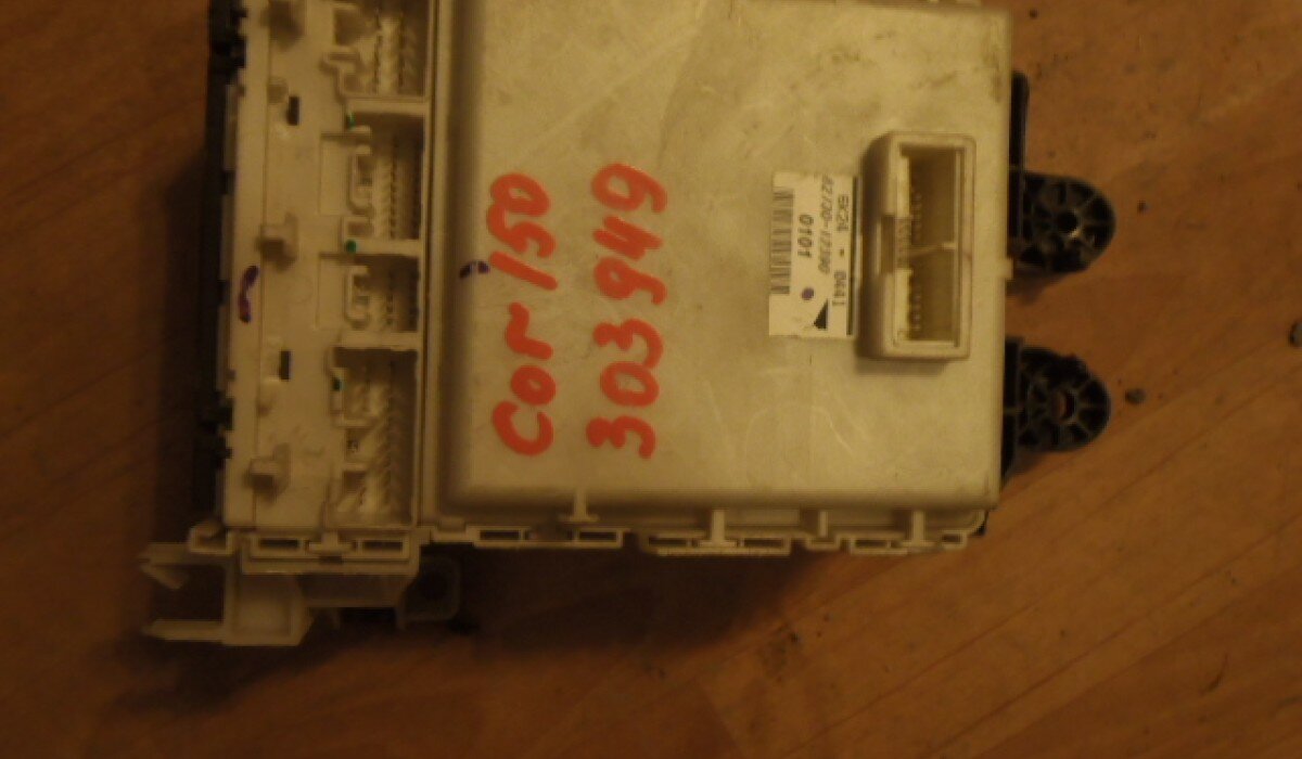 Блок предохранителей Corolla E15 Toyota 8273012390