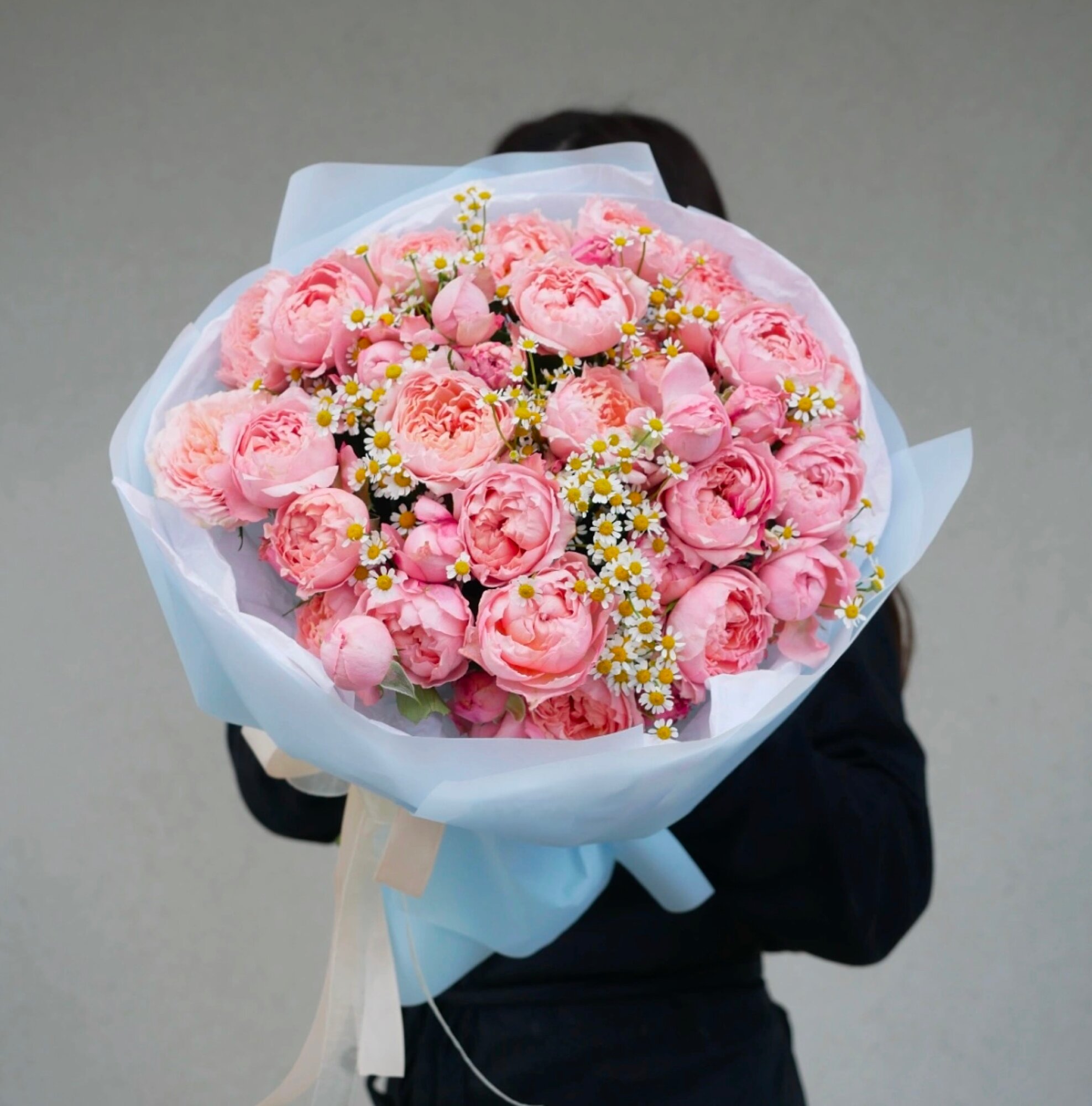 Букет «Мечта Джульетты» (пионовидные розы Джульетта, кустовые ромашки)