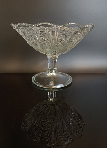 Ваза фруктовница винтажная с волнистым краем и гранёным декором, стекло, пресс, Стекольный завод имени Первого коммунистического добровольческого отряда 1 КДО, СССР, 1950-1960 гг