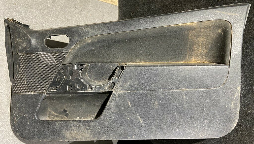 Обшивка двери передней правой FORD Fiesta 2001-2008 2S51B23942A