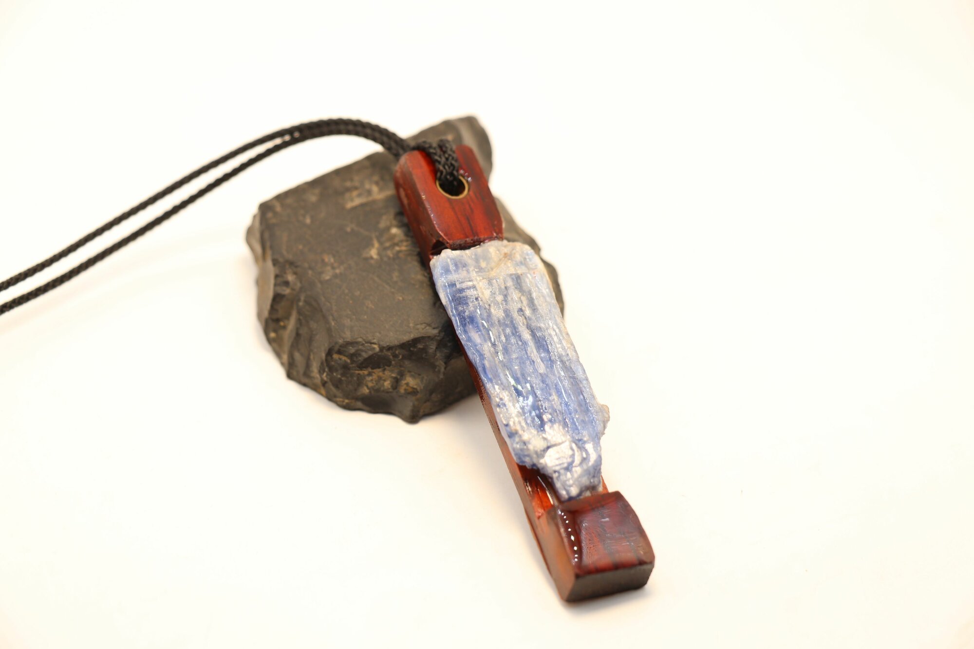 Кулон с кристаллом натурального кианита и деревом падук