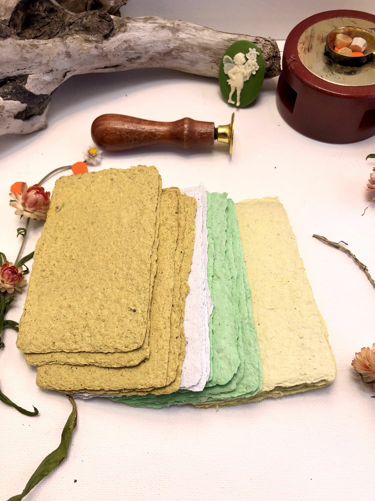 Набор эко бумага ручного литья с вкраплением трав и цедрой цитрусовых с живым краем 20 листов