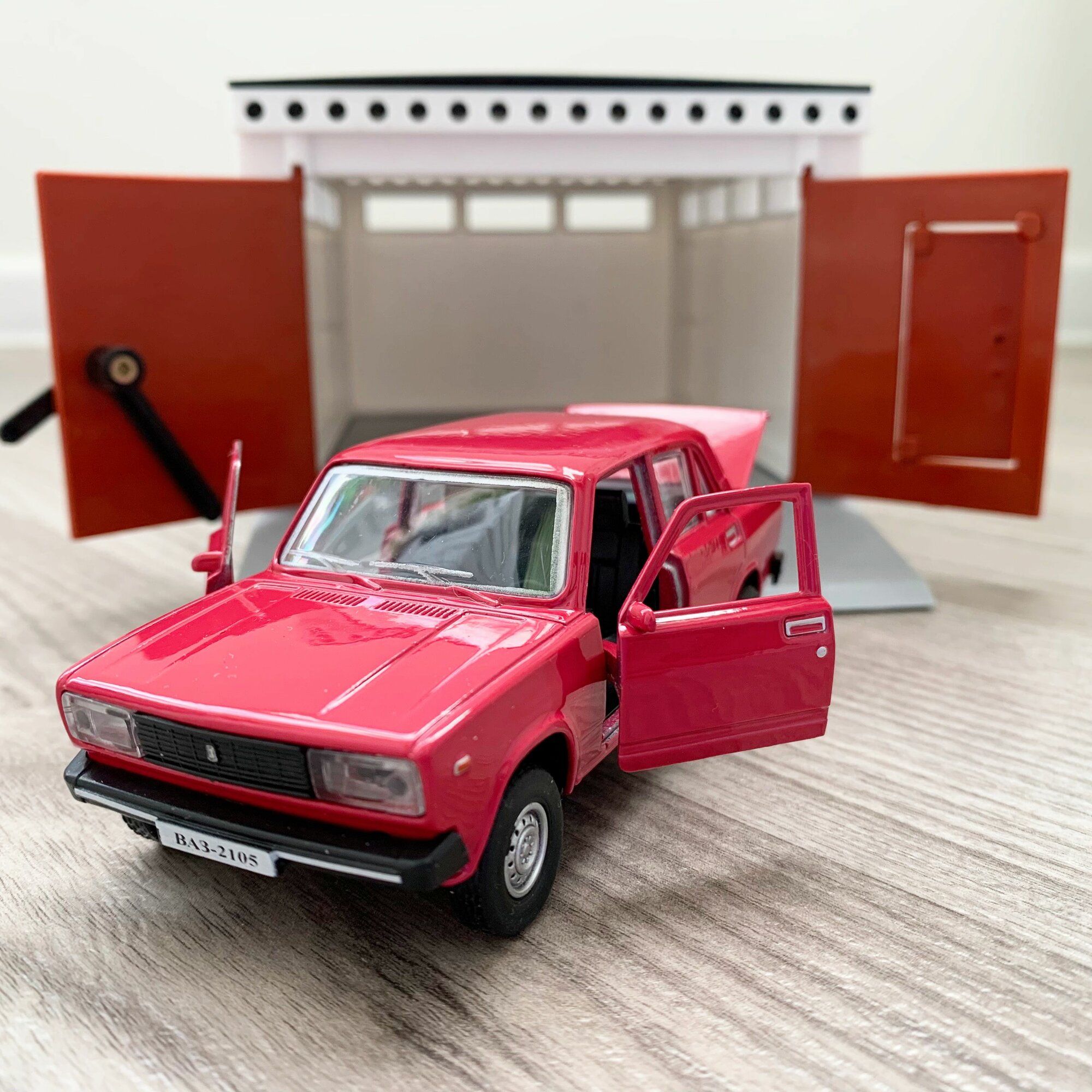 Гараж + машинка модель ВАЗ 2105 (12 см, метал, инерция, открытие 2-х дверей, багажника) - малиновый