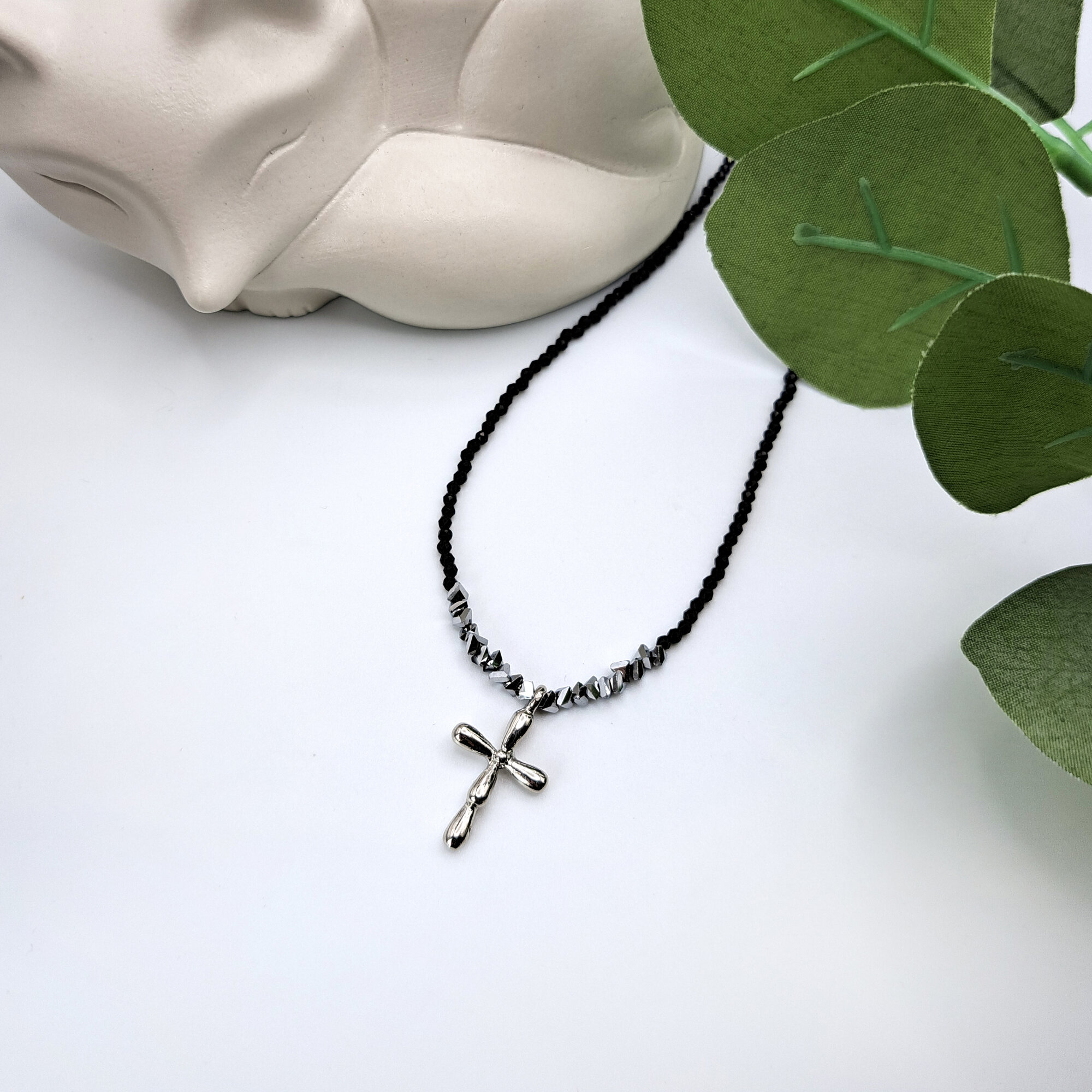 Колье, шпинель, гематит