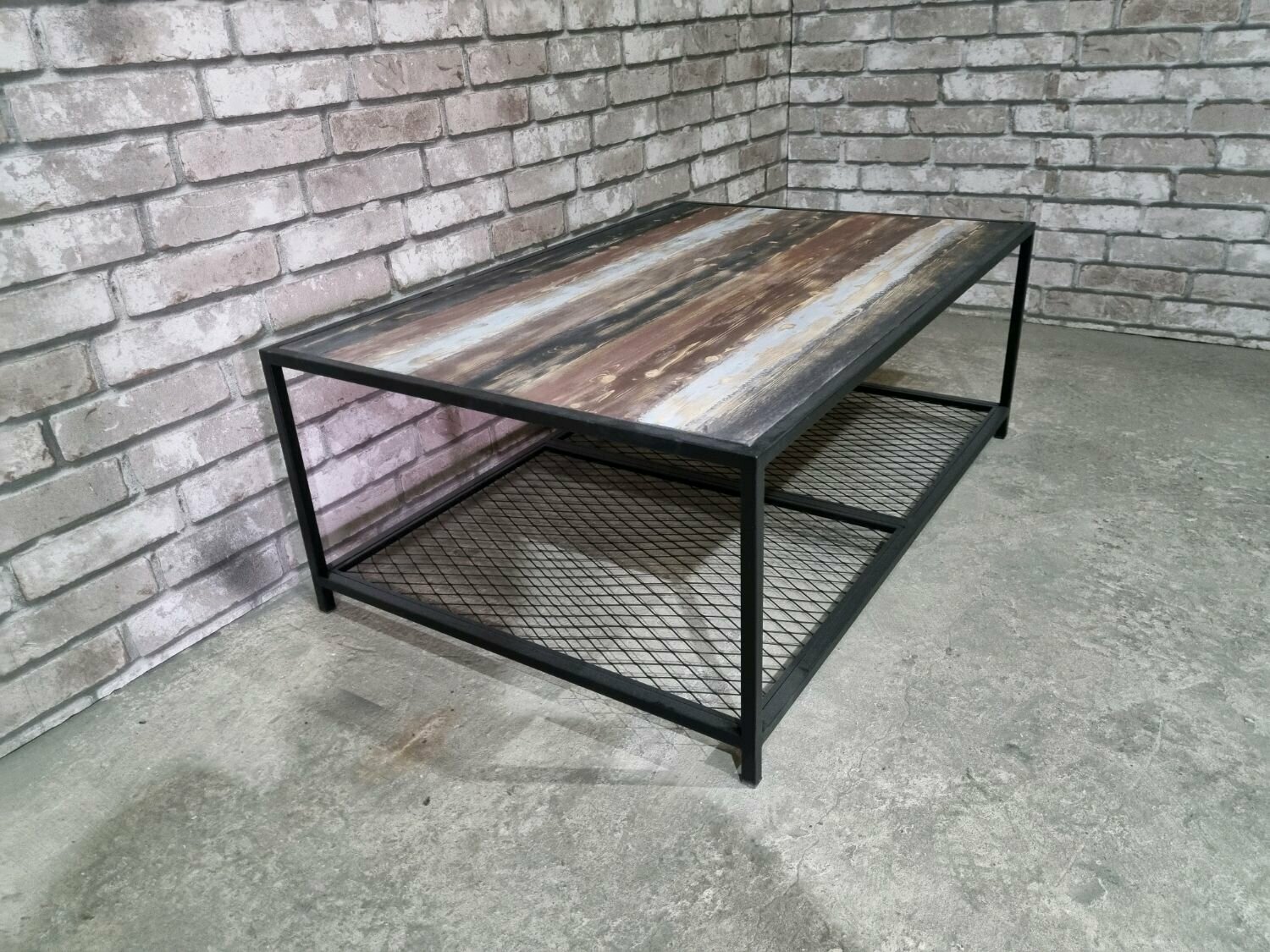 Журнальный стол "EasyLOFT" в стиле лофт с сеткой, массив дуба, 120х50х40 см.