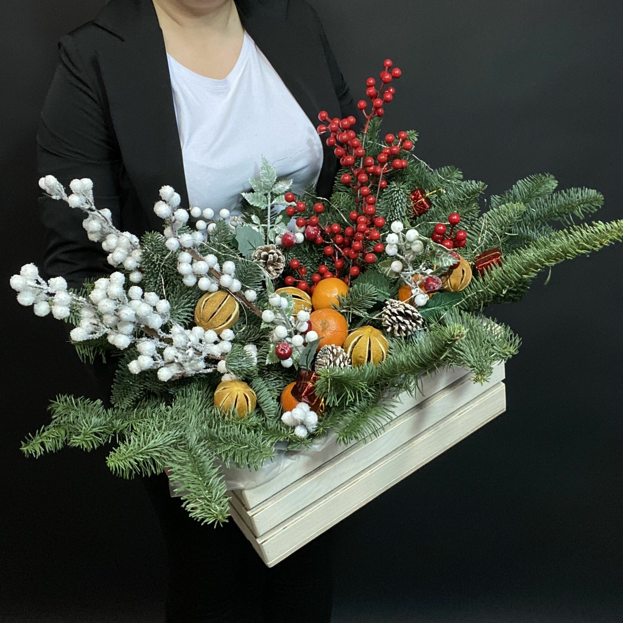 Новогодний букет (нобилис, искусственные ягоды, искусственная ель, мандарины засушенные, мандарины, ящик, гирлянда)
