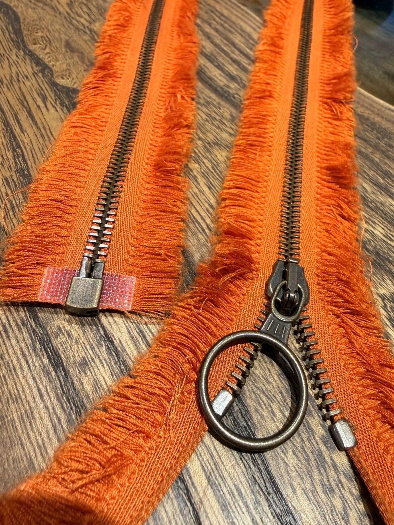 Молния металлическая, разъемная, однозамковая, 70 см, тип-М6, звено темная латунь, цвет тесьмы - оранжевый (рыжий).