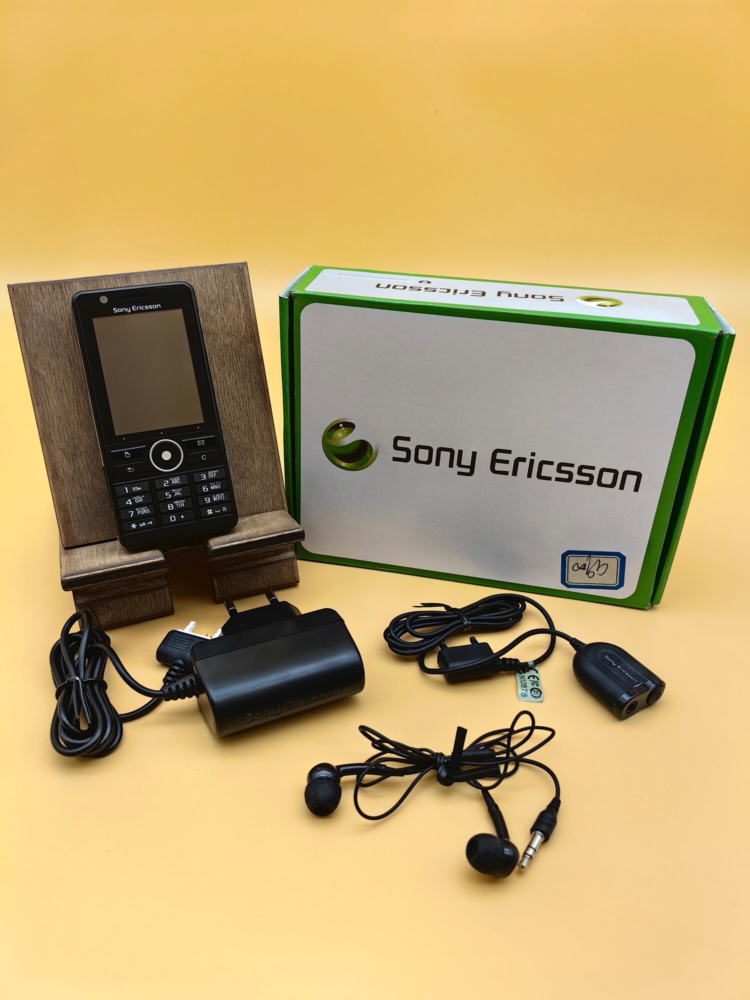 Мобильный раритетный кнопочный телефон Sony Ericsson G900, Черный