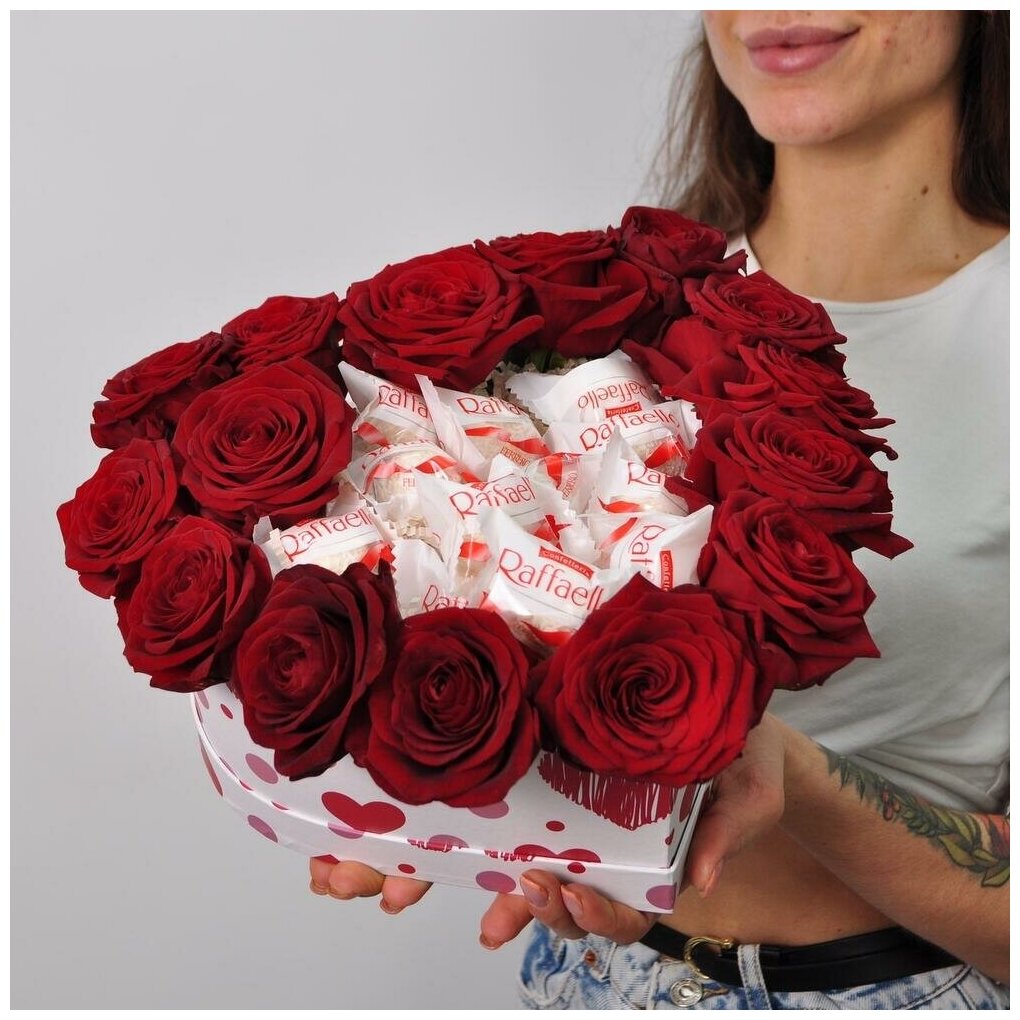 Композиция "Королевство Праздника", в форме сердца, роза Россия, конфеты Рафаэлло, 17 см