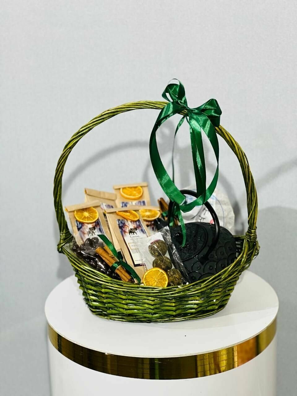 Чай элитный с чугунным чайником 700мл, Подарочный набор в корзине, чайный букет, чай