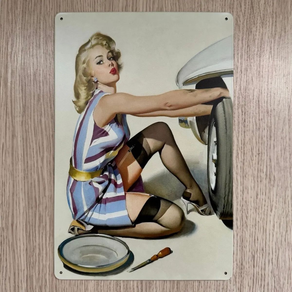 Табличка металлическая интерьерная Pin-Up Девушка Пинап