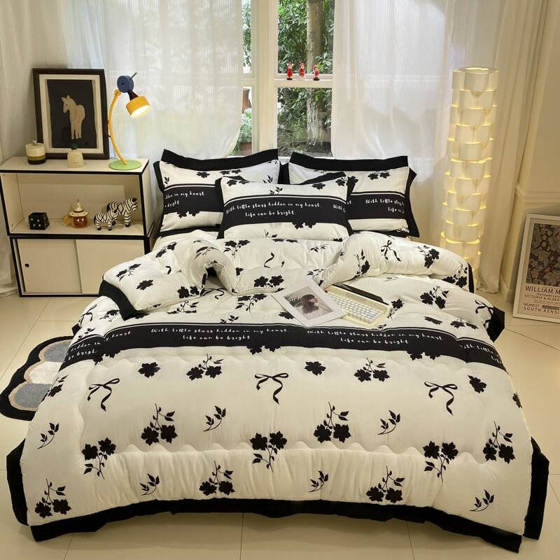 Одеяло Оболочка изготовлена из хлопка и наполнена микрофиброй