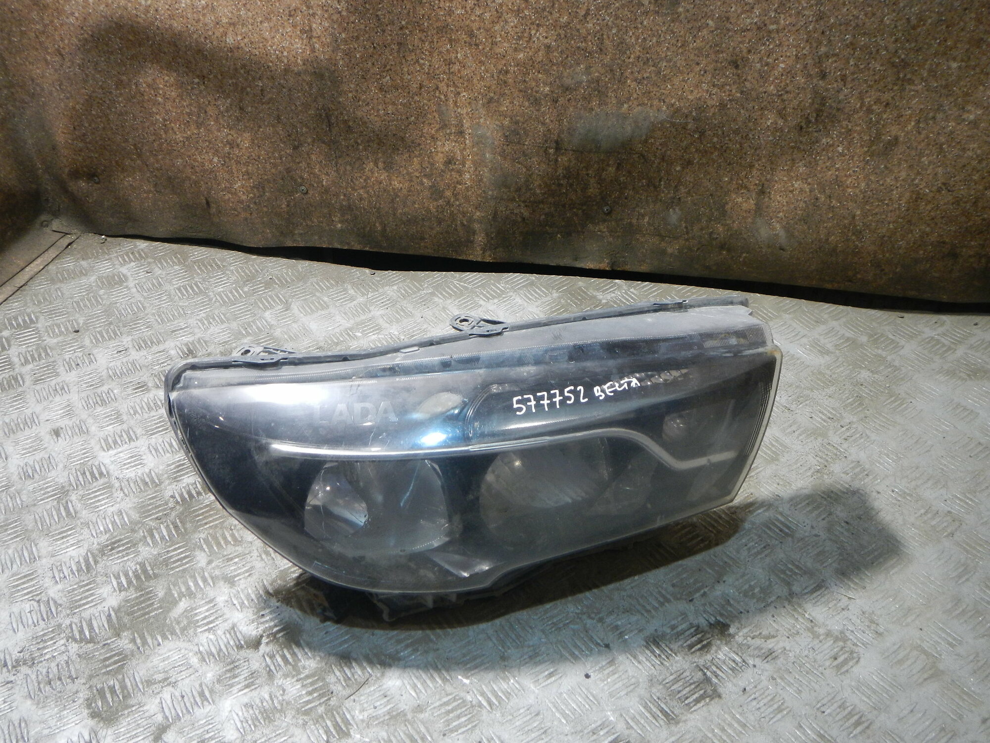 Б/У Фара правая, ВАЗ (VAZ)-LADA VESTA (веста) LADA VESTA (Веста) -22 Сломано крепление,нет куска корпуса,трещины на корпу...