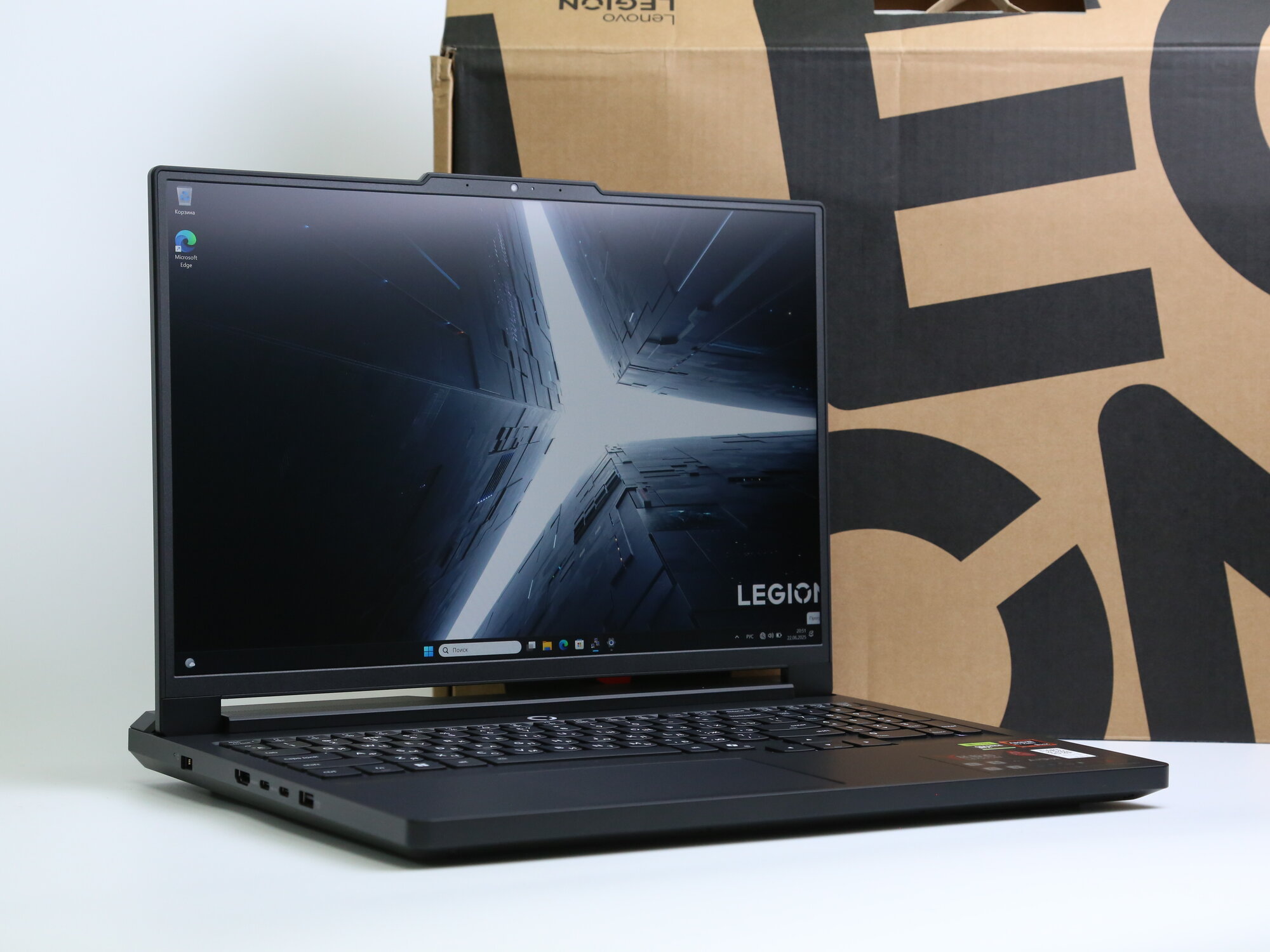 Lenovo Legion 7PRO R9000P ADR10 / RTX 5070 (8GB) / AMD Ryzen 9 8945HX / 16.0" WQXGA 240Hz / 32GB DDR5 / 1TB SSD