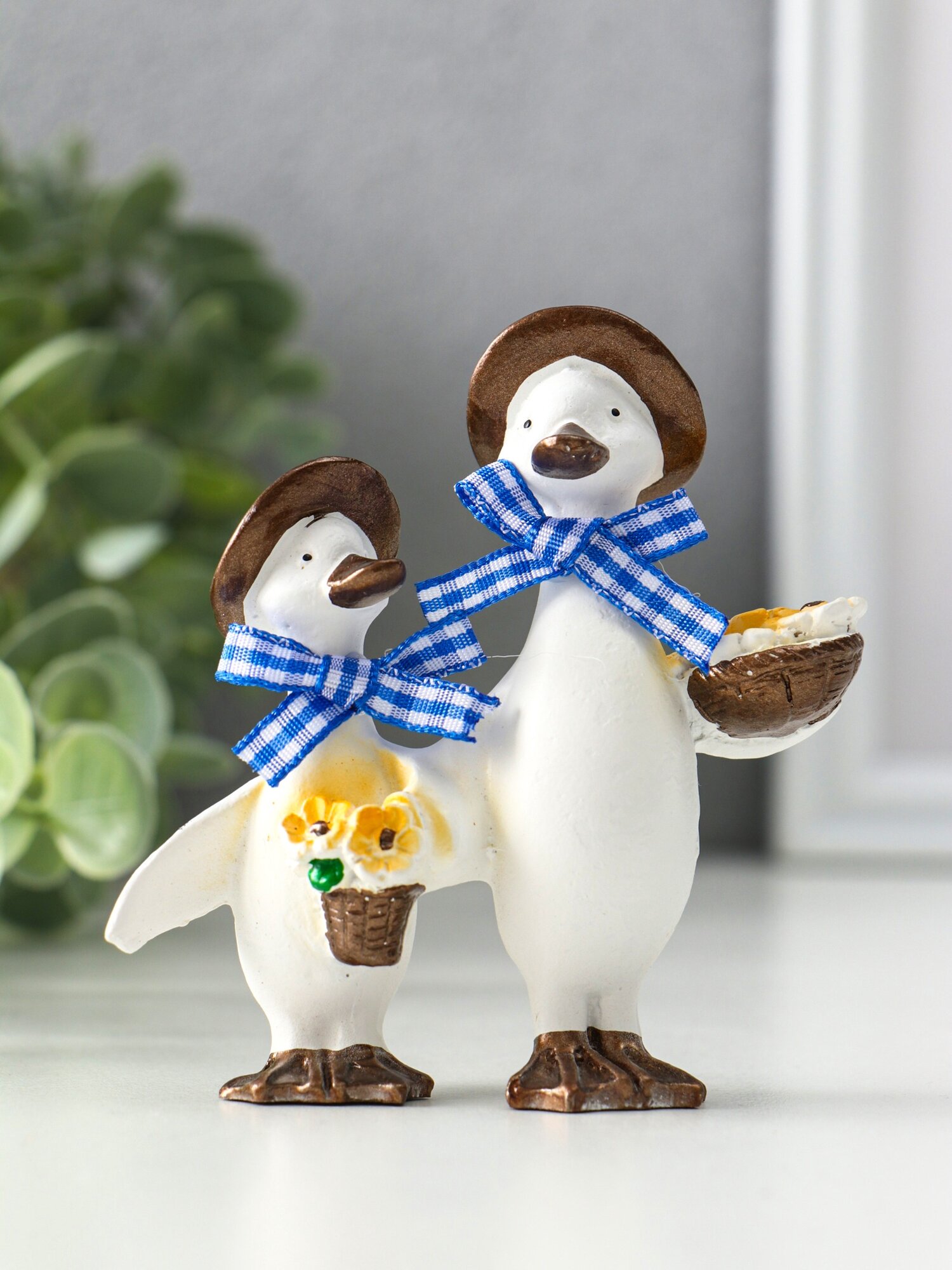 Сувенир полистоун "Уточки в панамах, с корзинкой цветов" 9х9х3 см