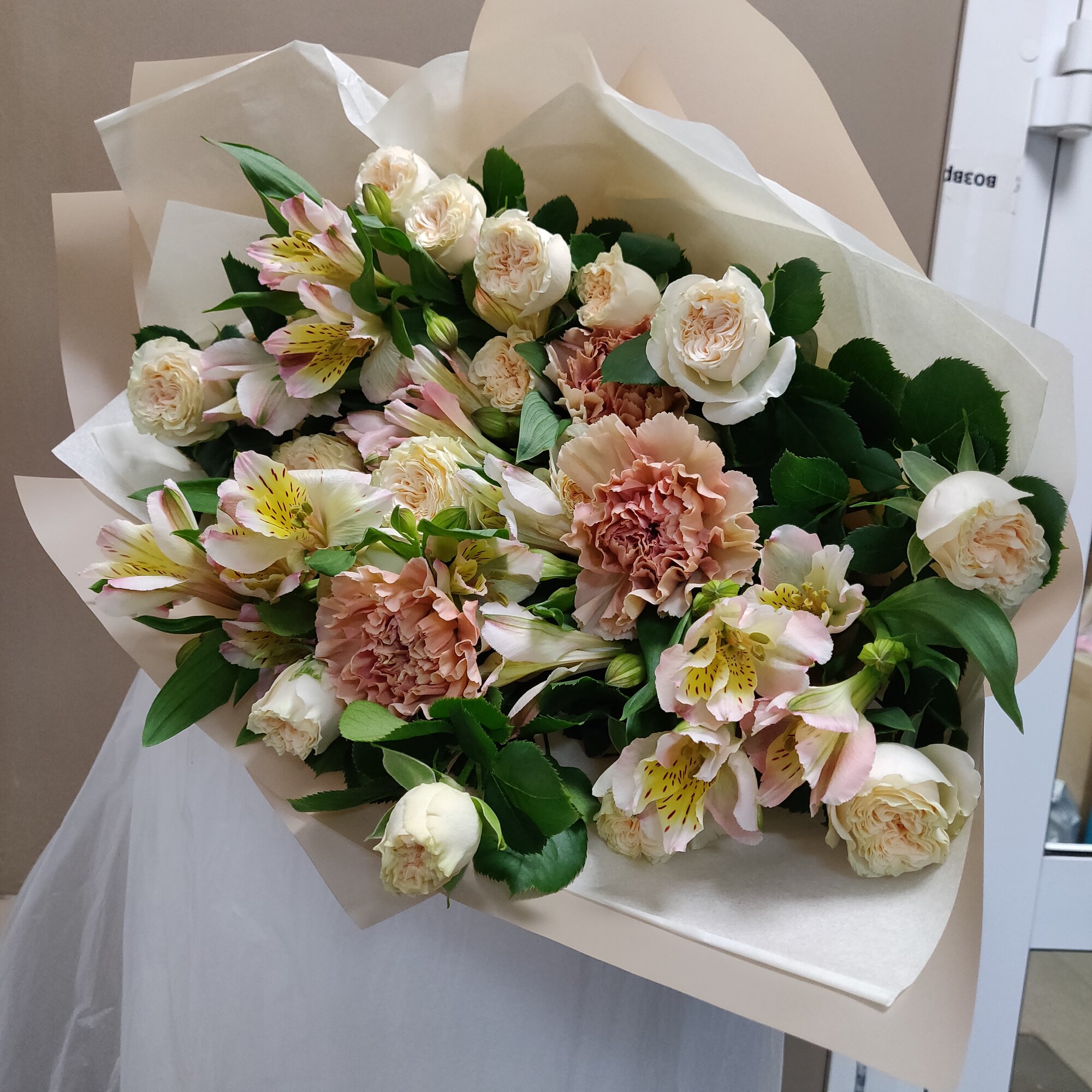 Роскошный, объемный букет в кофейных тонах, пионовидных кустовых роз, альстромерии и диантусов в авторской упаковке .