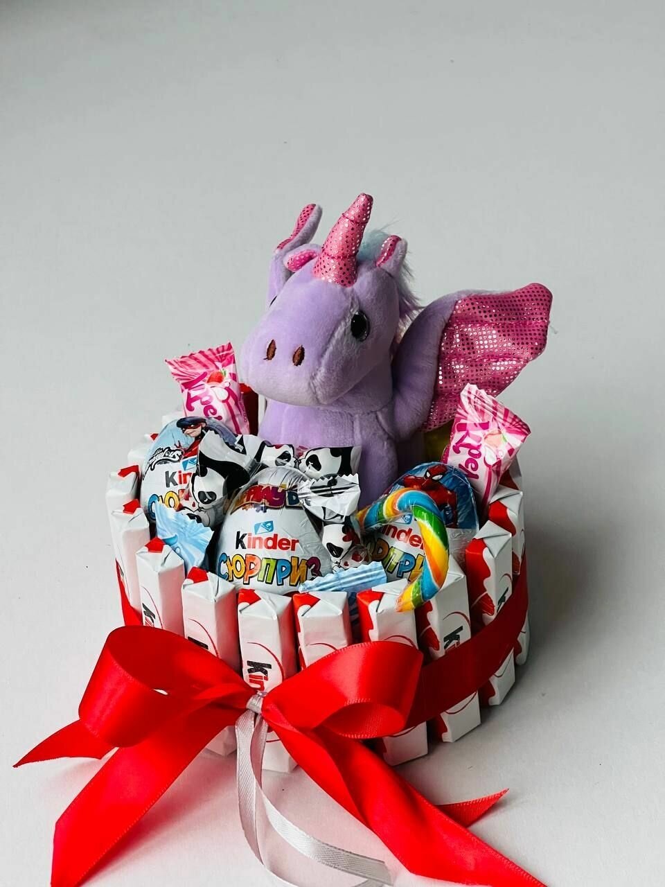 Сладкий подарок торт из киндер шоколада с мягкой игрушкой единорог