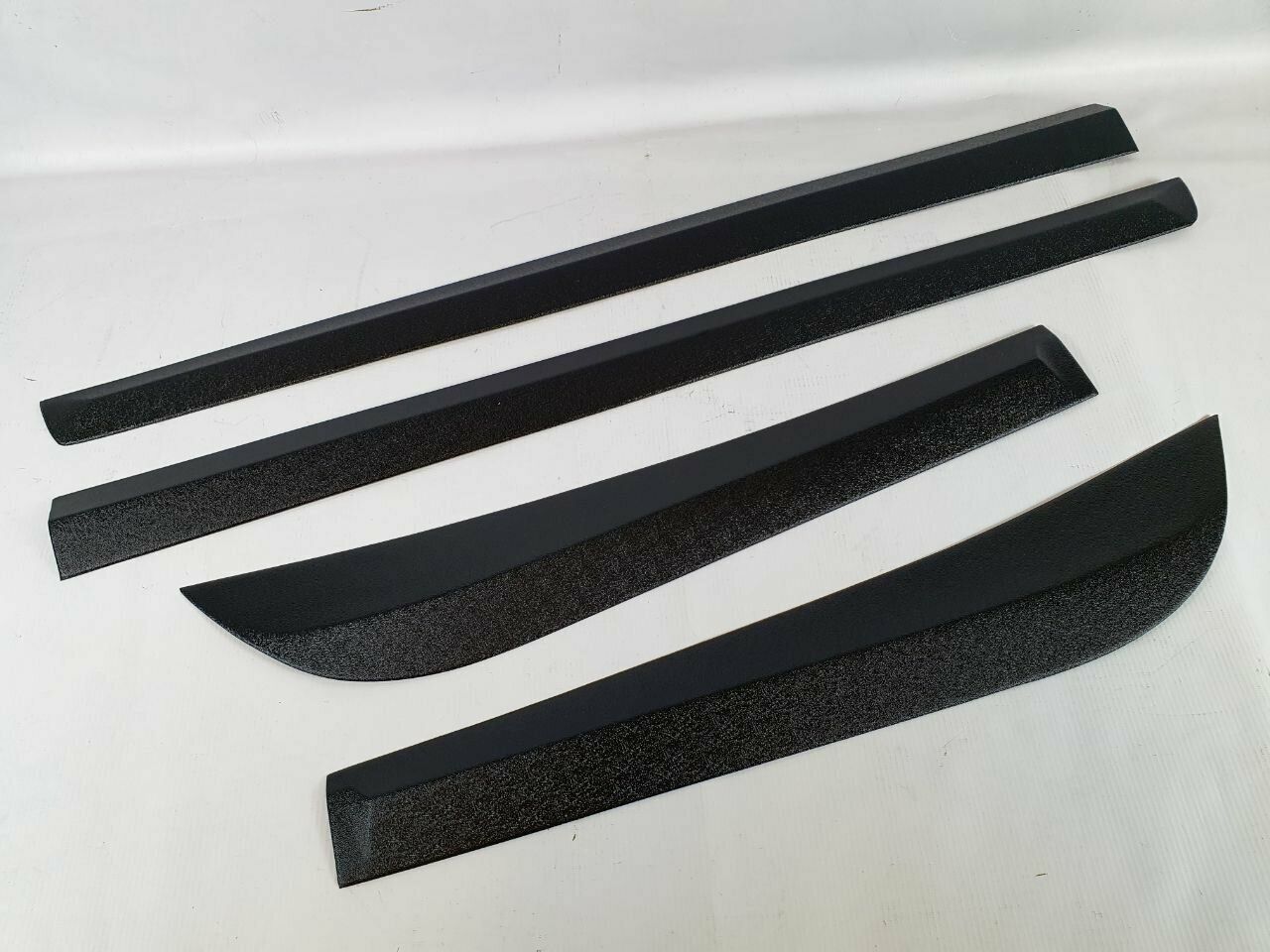 Молдинги на двери Lada X-RAY