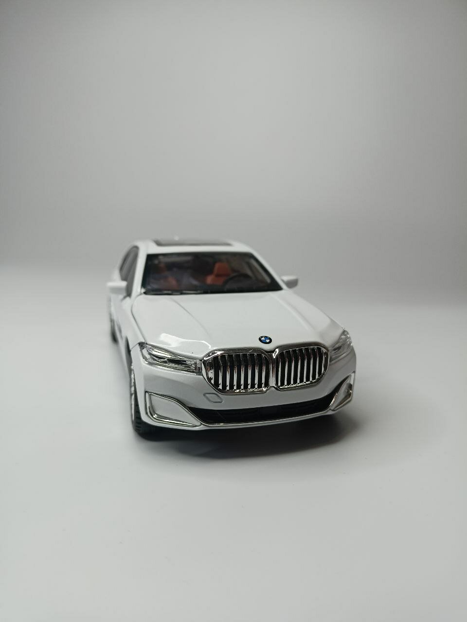 Коллекционная машинка игрушка металлическая BMW M7 для мальчиков масштабная модель 1:24 белая