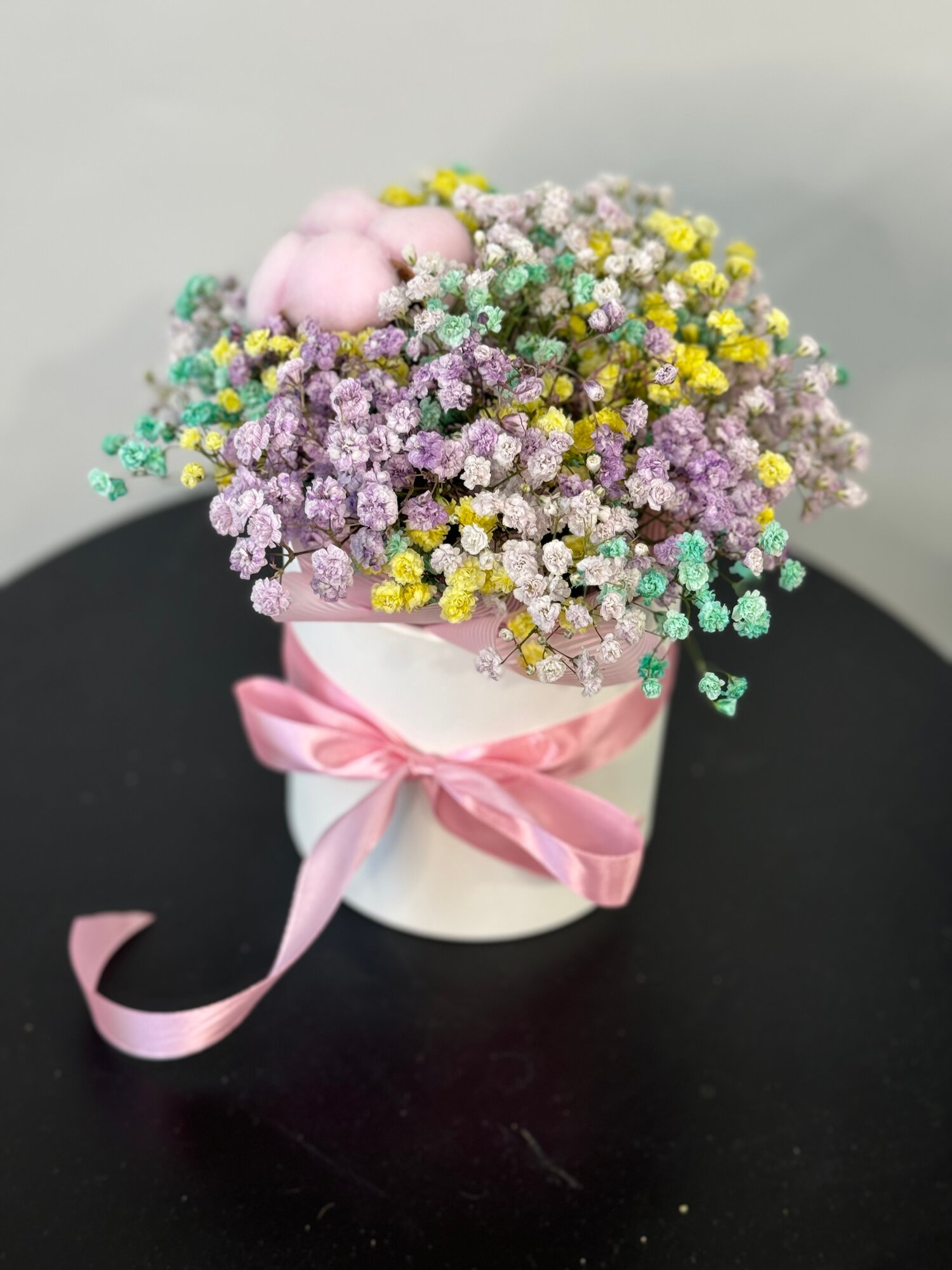 Коробка с радужной гипсофилой и хлопком в коробке