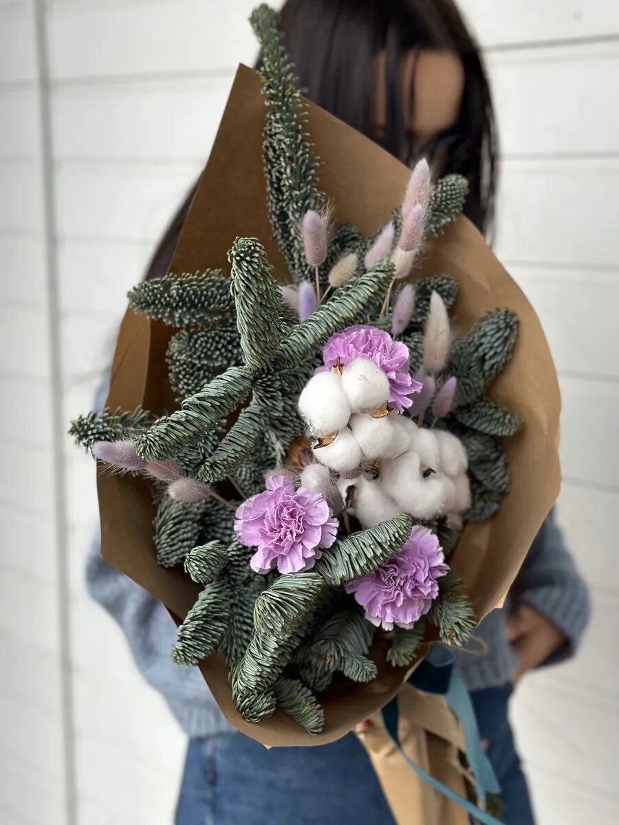 Новогодний букет с веточками нобилиса и диантусами, высота 50 см