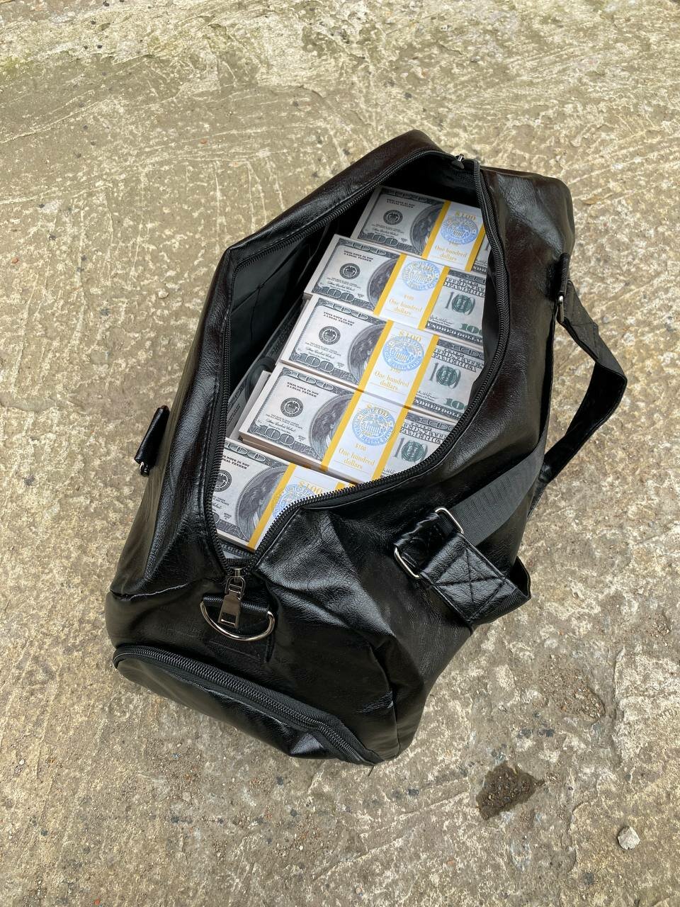 Черная сумка с 1 млн. бутафорских долларов (100 пачек 100 дол старого образца в сумке)