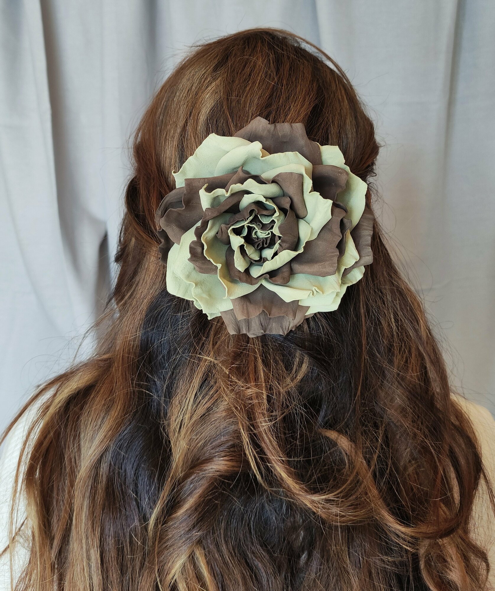 Заколка для волос цветок ручной работы роза большая коричнево-фисташковая