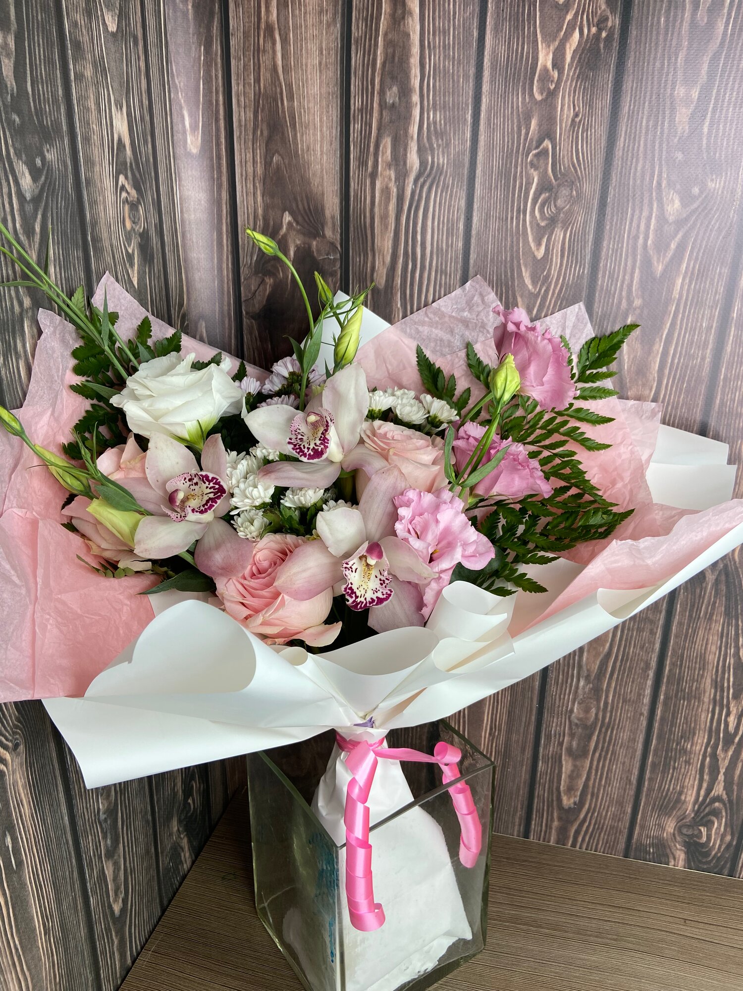 Букет живых цветов "Нежно- розовая орхидея", сборный, с орхидеями, розами, хризантемами, эустомой, для девушки, мамы