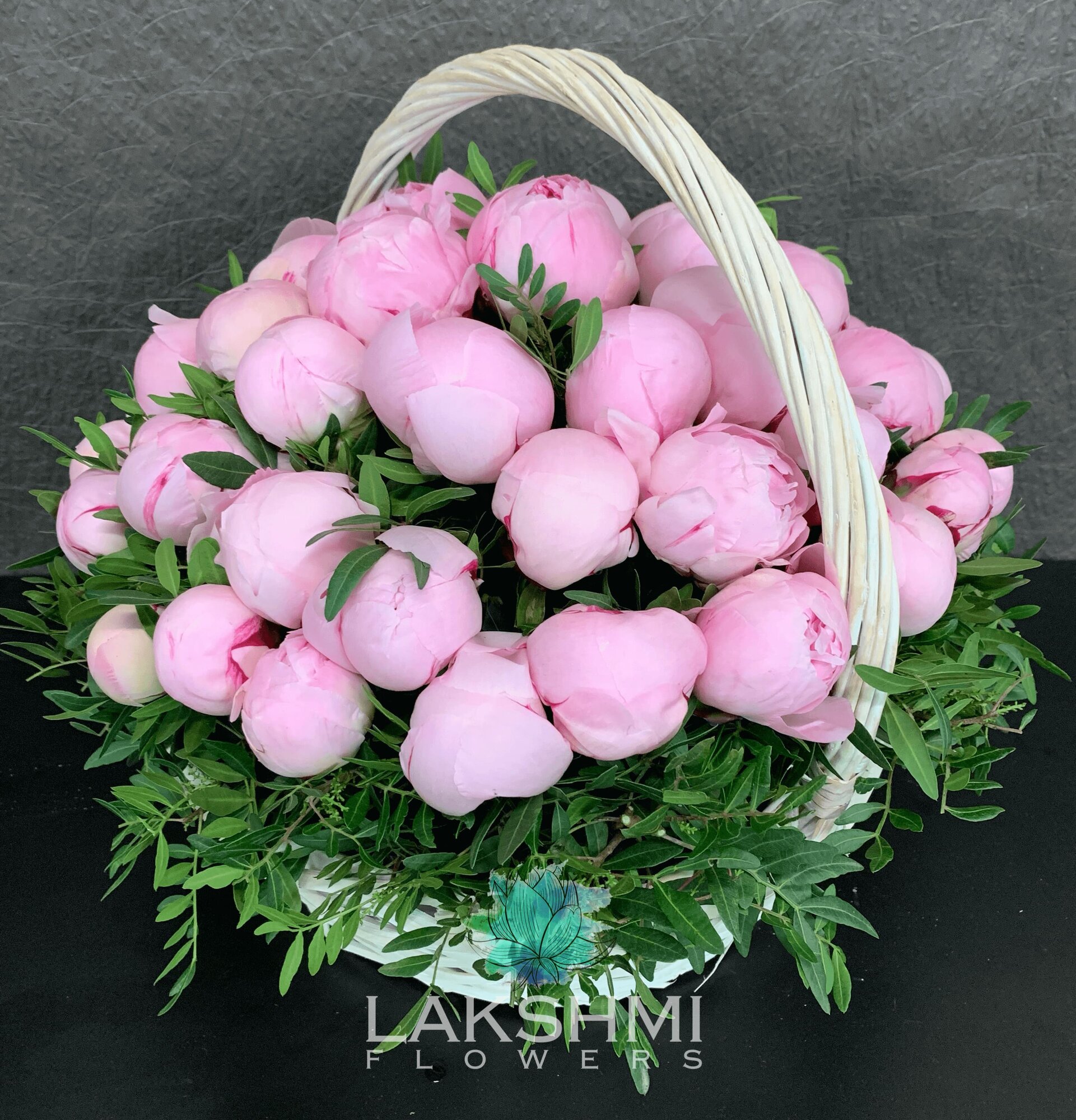 51 пион / 51 розовый пион сорта «Сара Бернар с зеленью в корзине