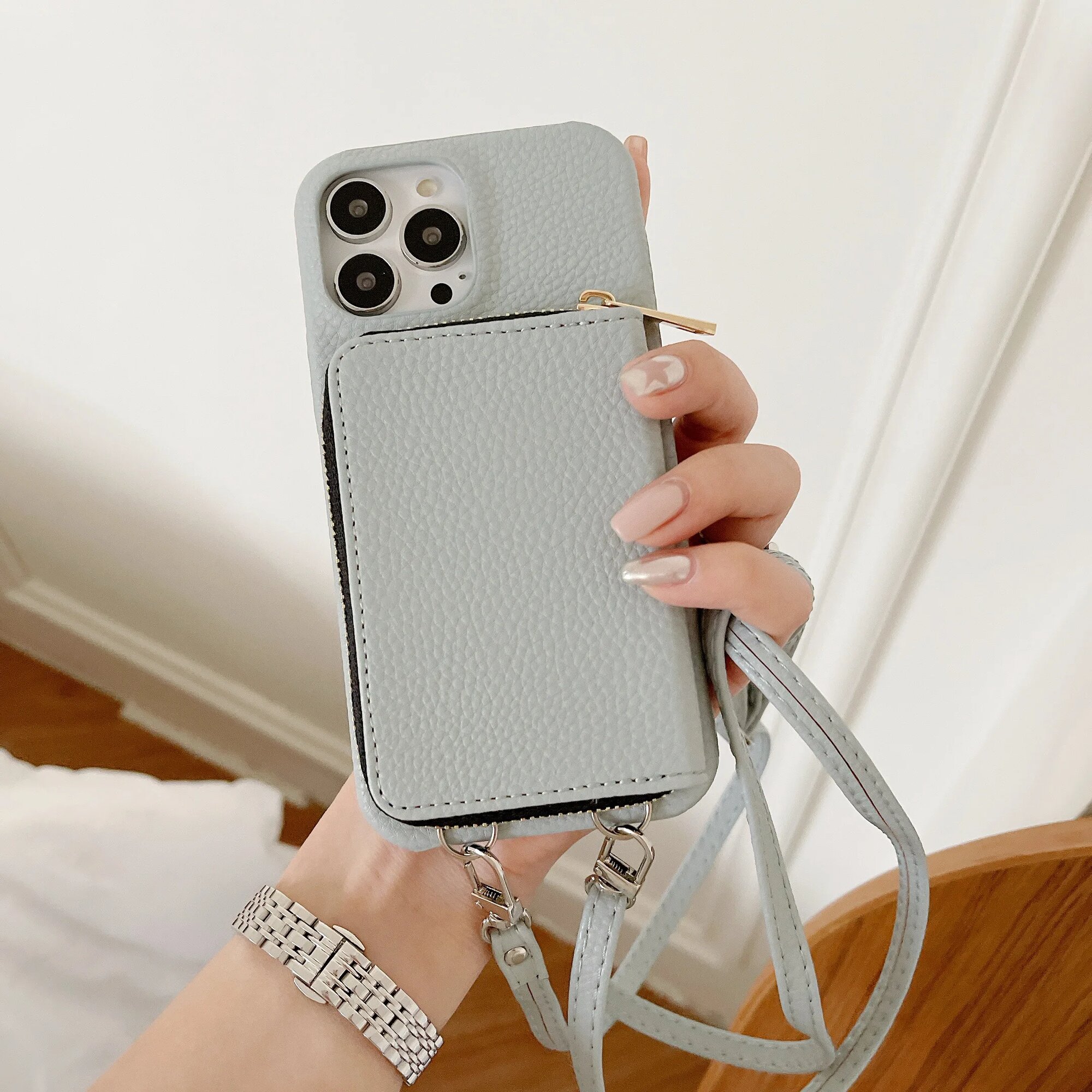 Серый чехол-кошелек на iPhone 15 Pro Max с ремешком