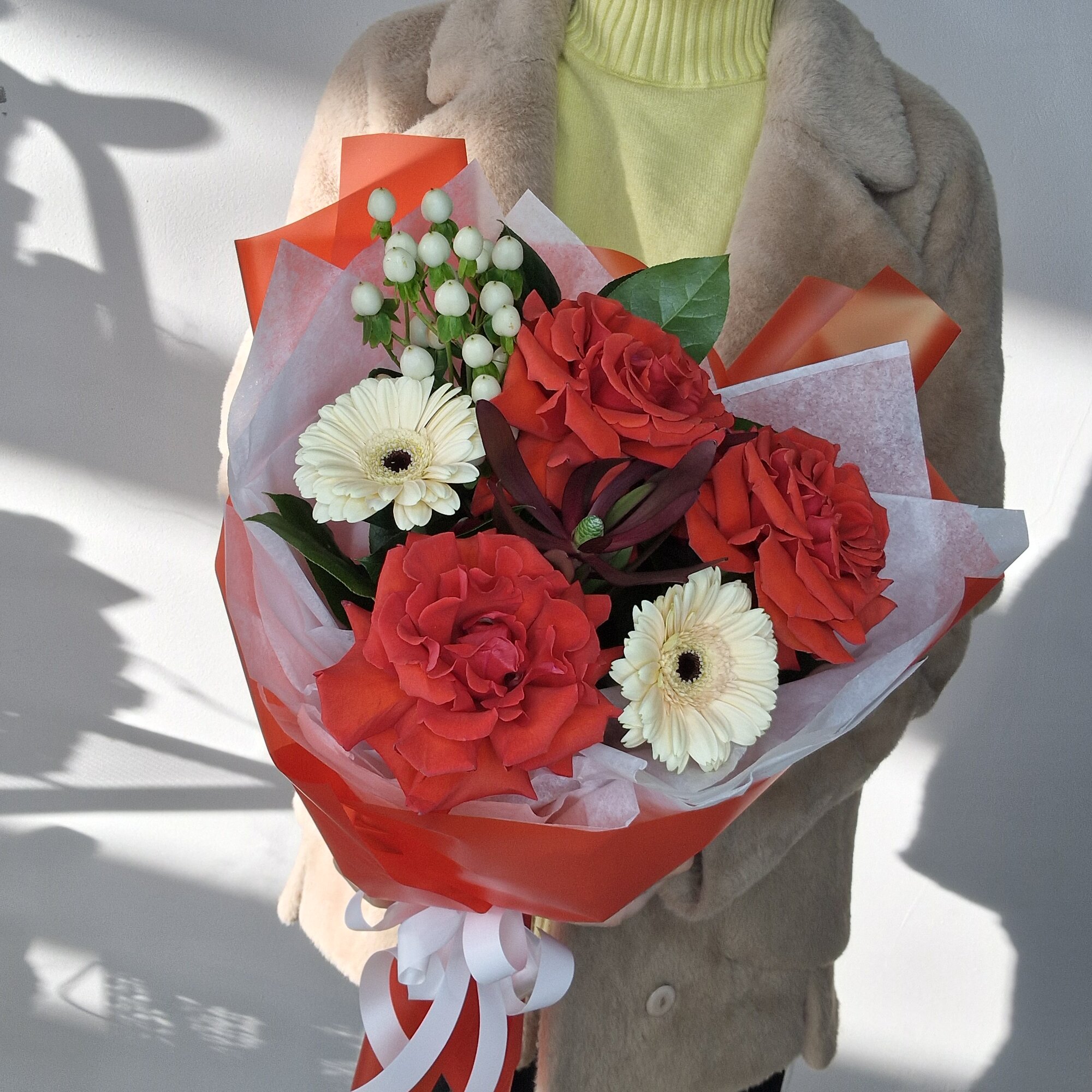 Букет "Красная ягодка", высота 30 см, роза французская, гиперикум, гербера мини