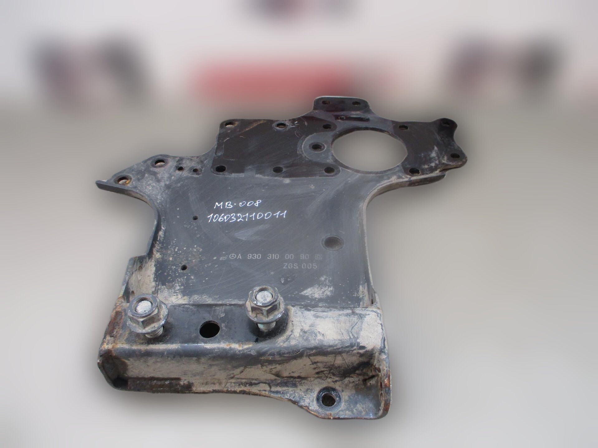 Кронштейн усилителя бампера левый Mercedes Actros