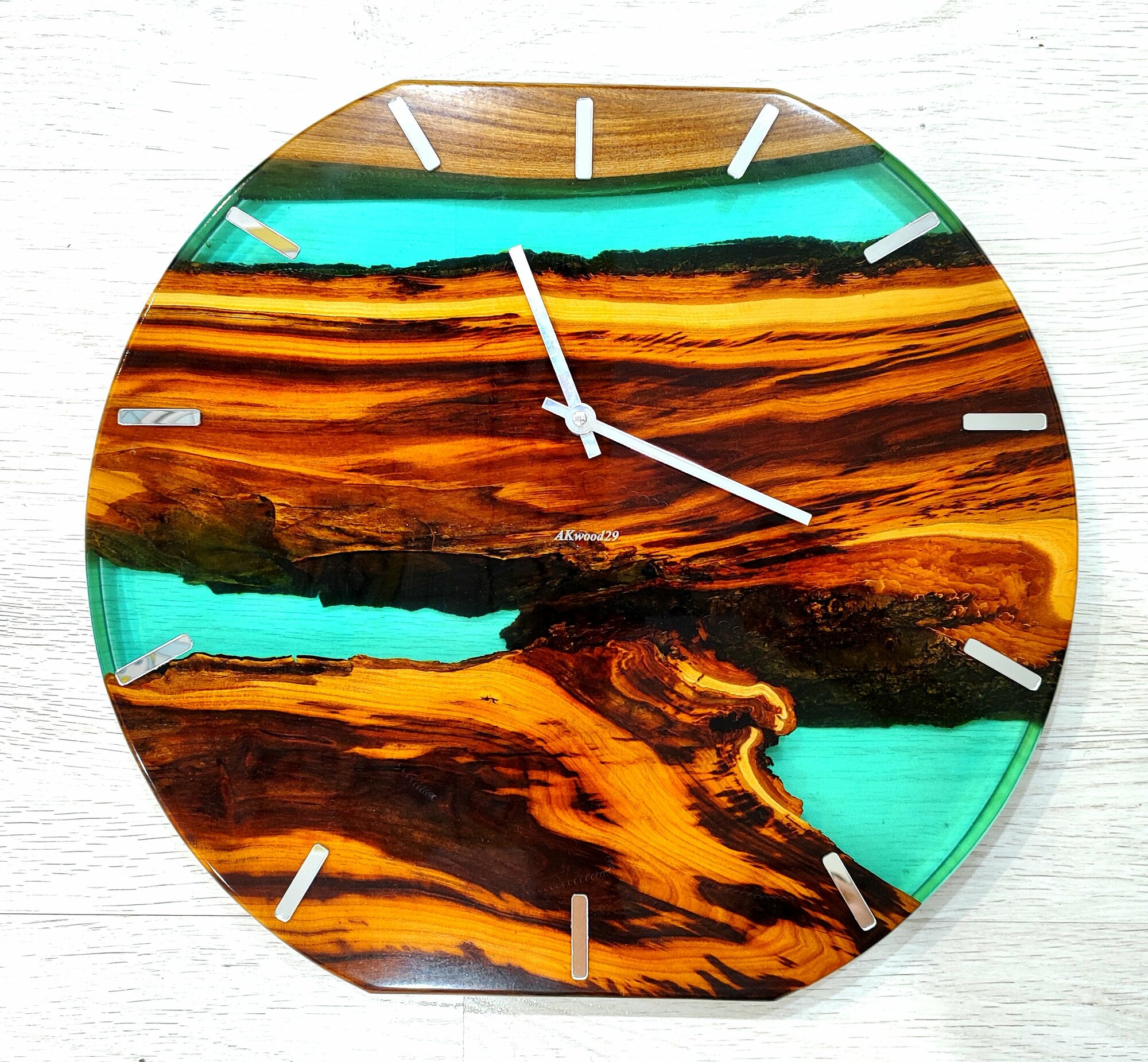 Часы настенные ручной работы из дерева и эпоксидной смолы большого размера "Абрикос-23"