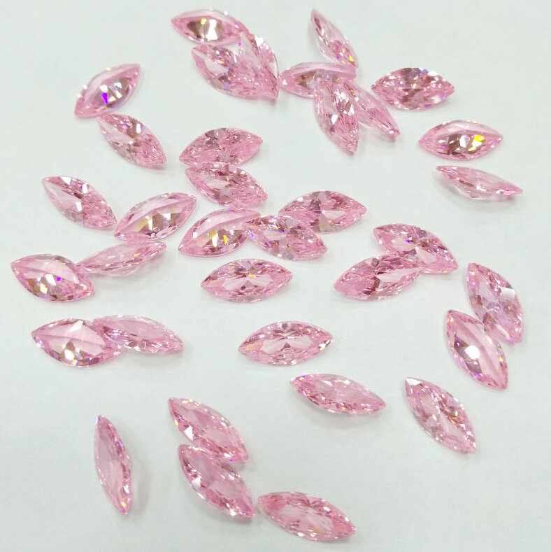 Ювелирный кристалл из фианита, 7х3.5мм, форма челнок, нежно-розовый, 1 шт.