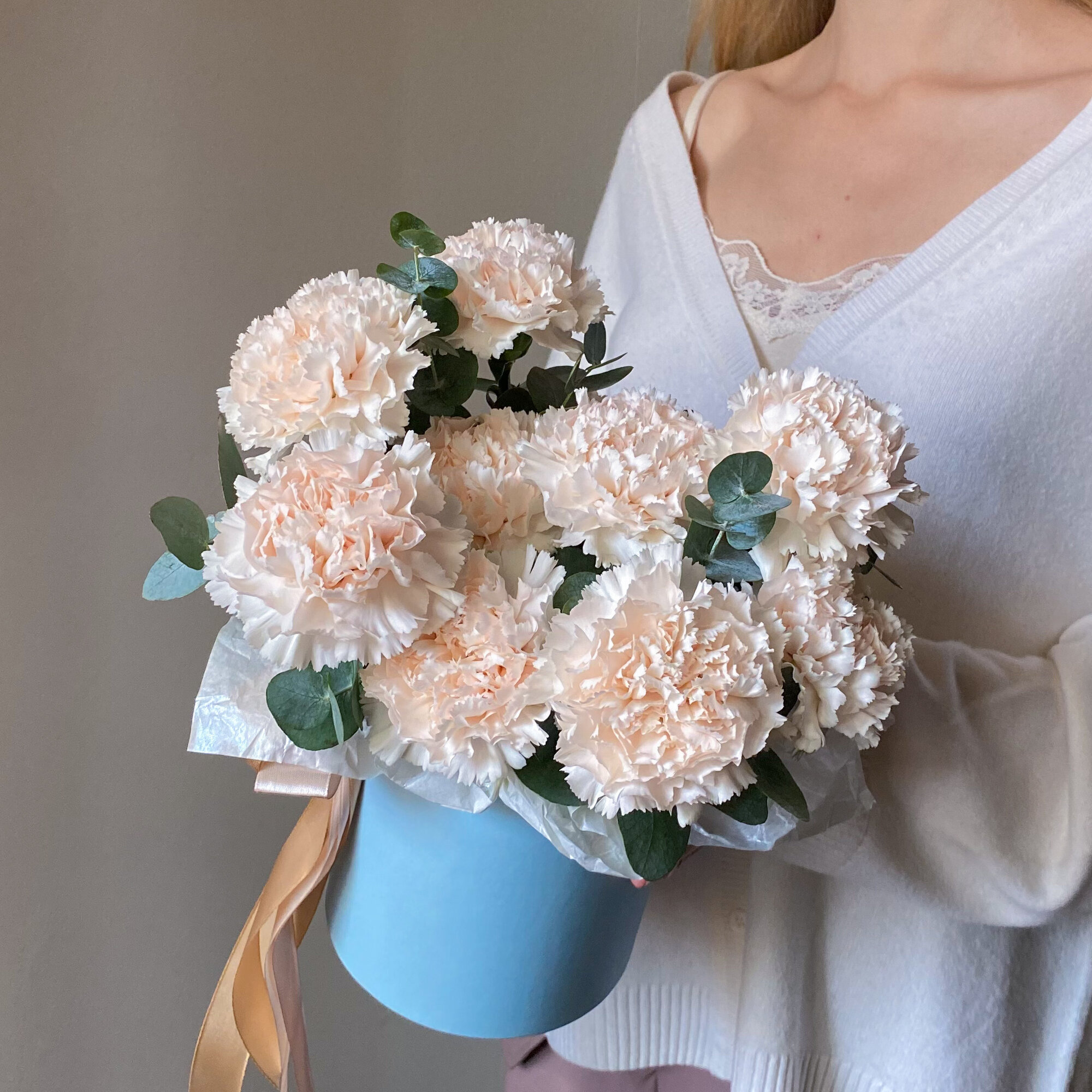 Композиция в шляпной коробке с жемчужными гвоздиками и эвкалиптом, размер М, 11шт. Veresk243