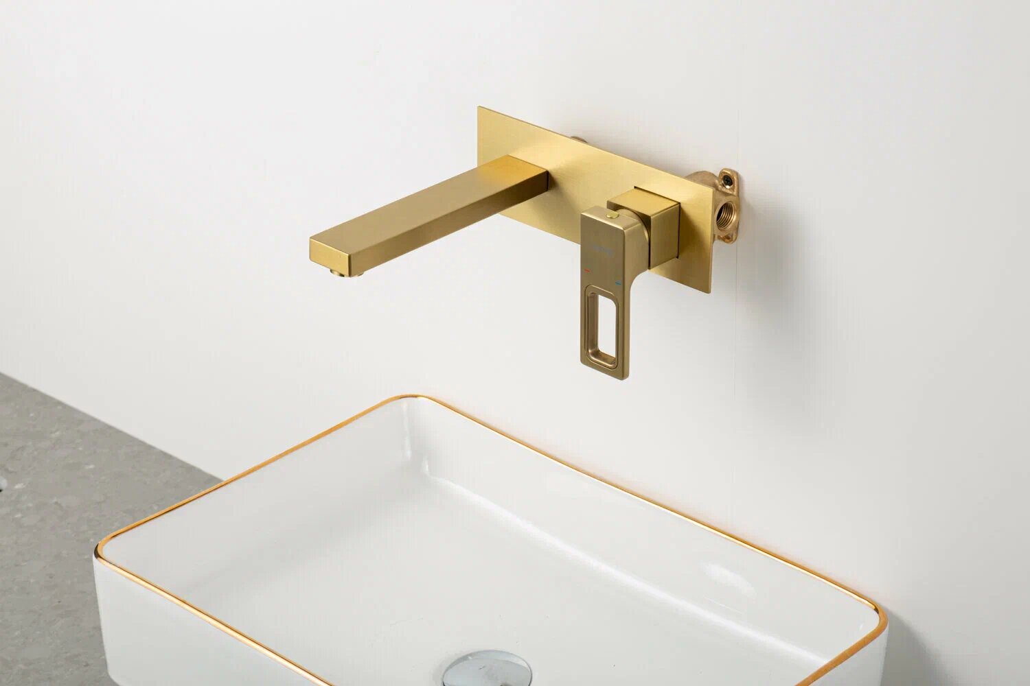 Встраиваемый смеситель для раковины однорычажный Gappo G1017-13, золотой сатин