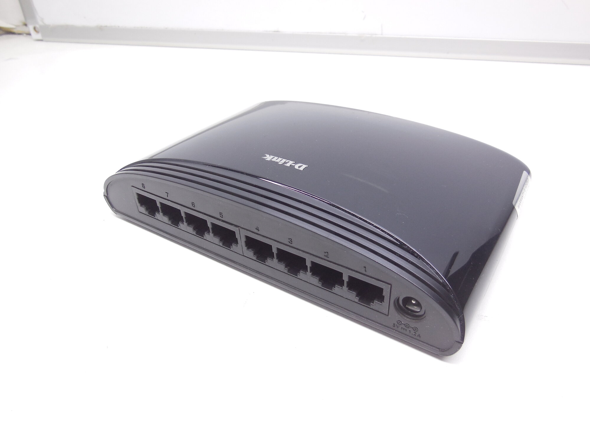 Неуправляемый коммутатор D-Link DES-1008D/J1A 8 портов 10/100 Мбит/сек, Соответствие стандартам 802.3x (Flow Control), Максимальная длина кабеля до 0.1 км (до 100 метров) витой пары