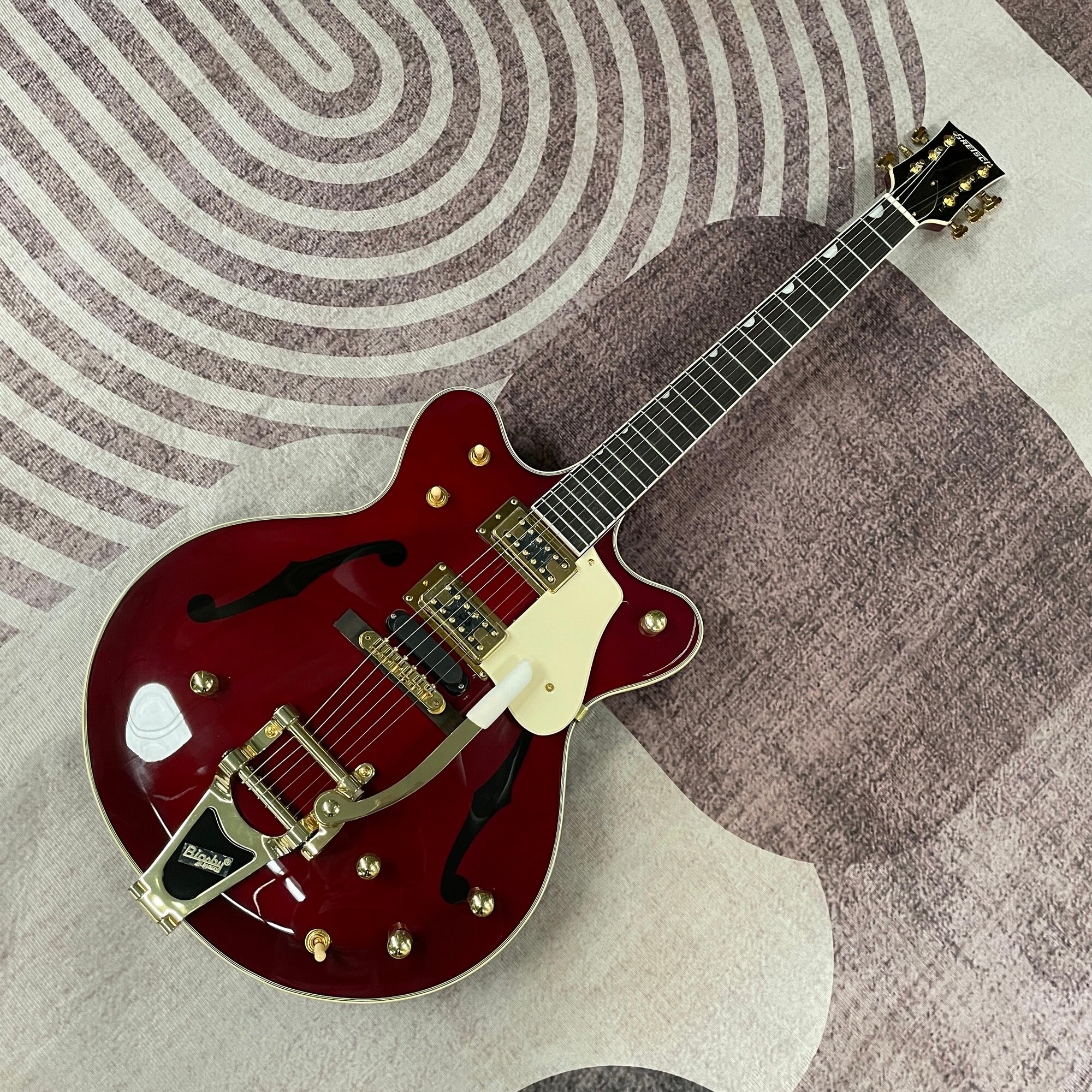 Джазовая полупустая гитара, шестиструнная электрогитара