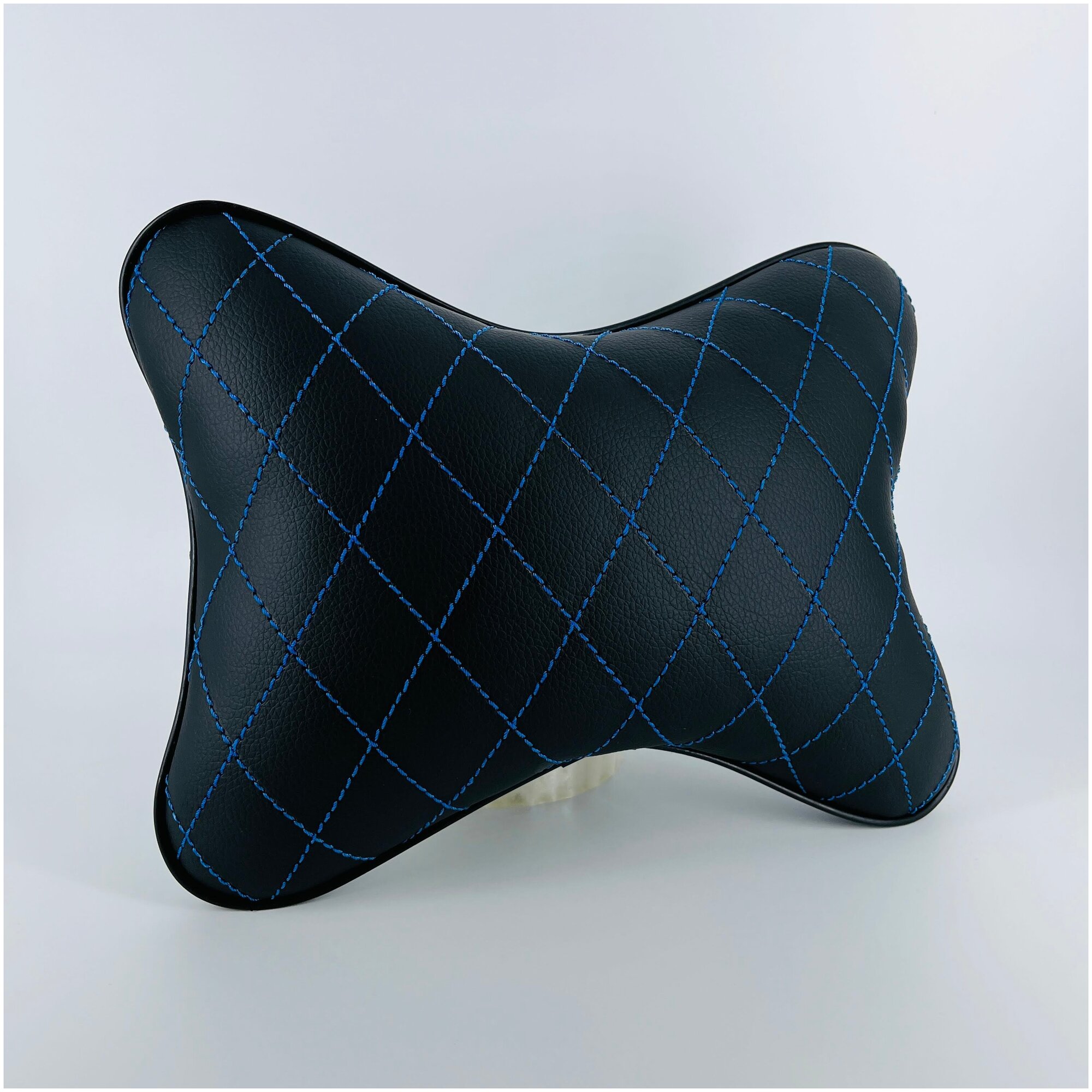 Черная автомобильная подушка под шею с синими ромбами. Автоаксессуары в салон автомобиля от Brave Elephant