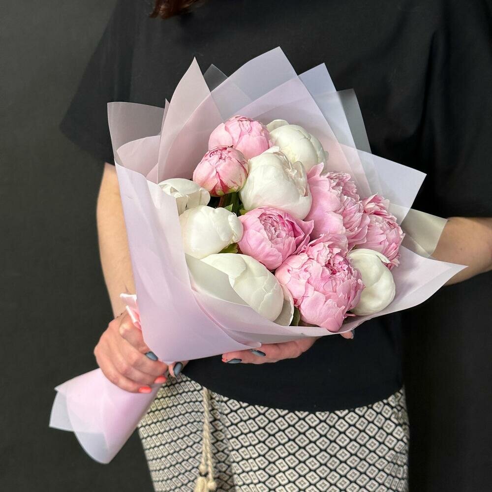 11 пионов / Букет из 11 белых и розовых пионов в авторской упаковке