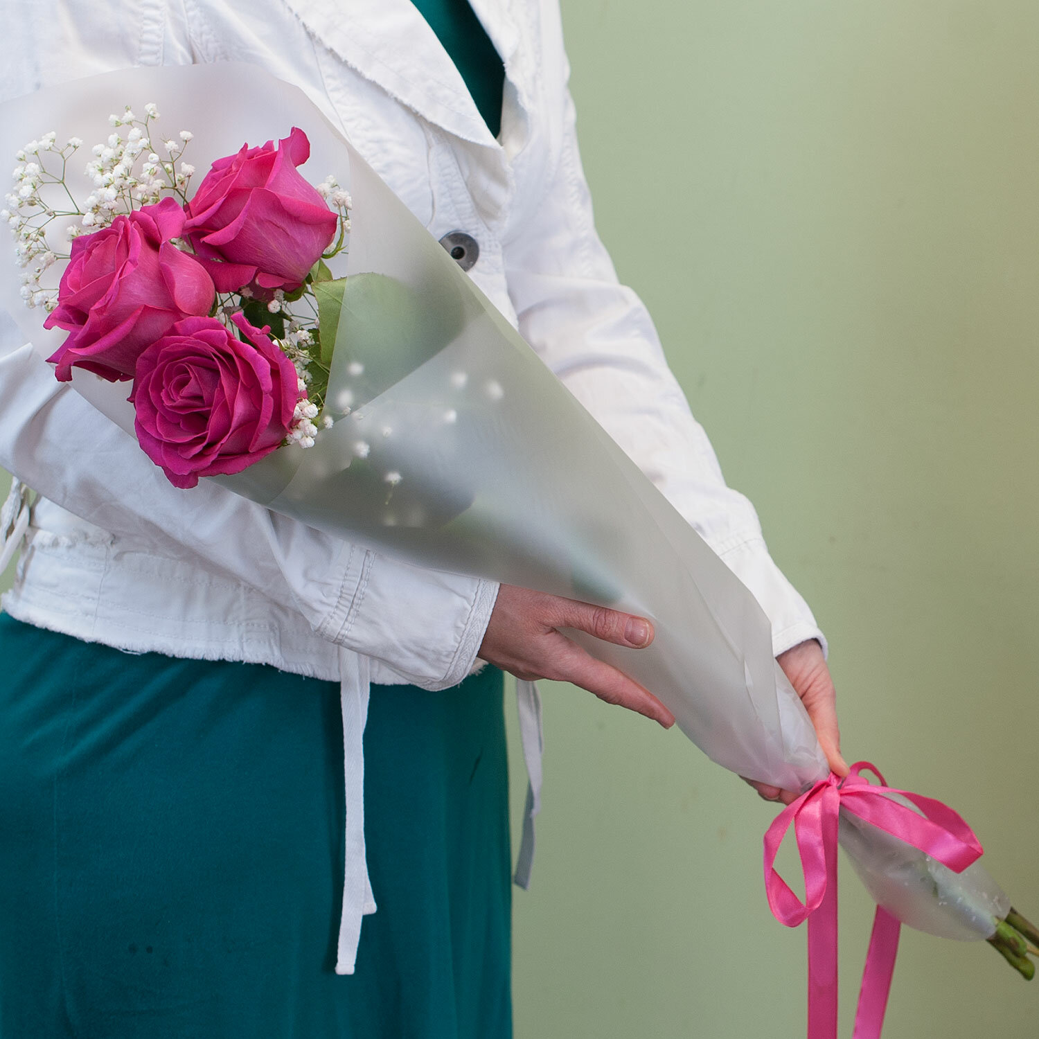 Букет цветов "Яркое трио", Charlotte, роза, гипсофила, пленка, 2 шт