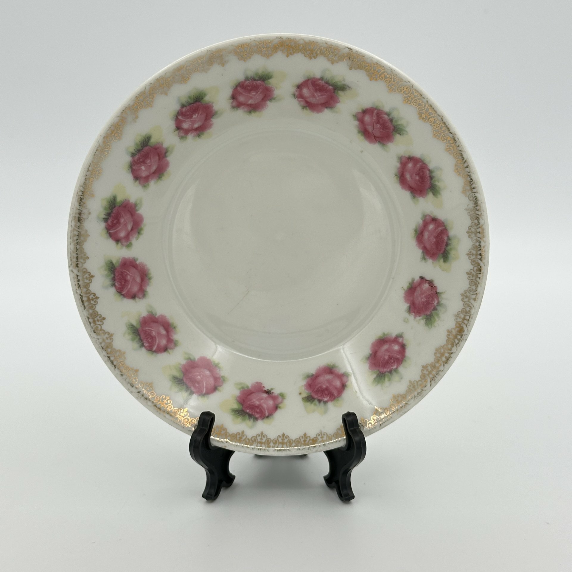Блюдце глубокое (розетка), украшенное изображением роз по борту, фарфор, деколь