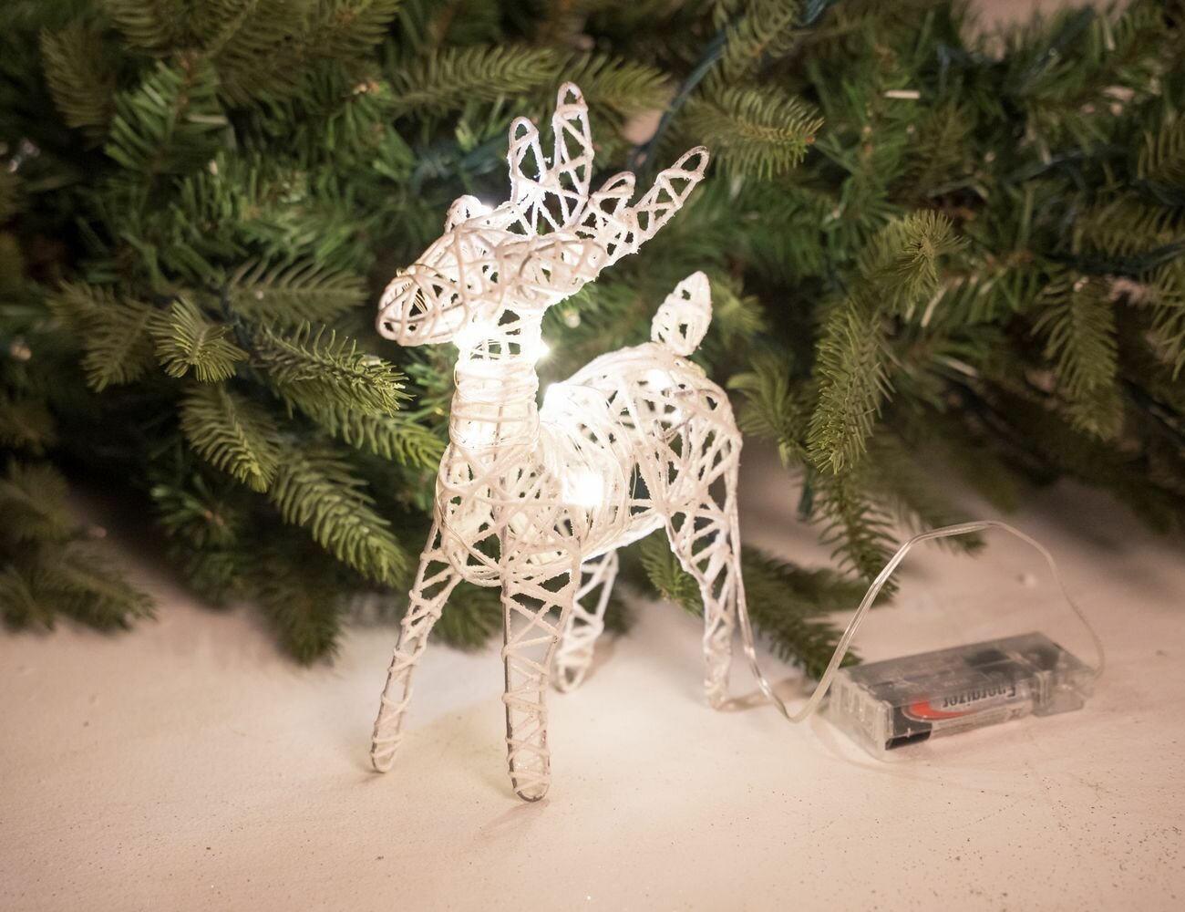 Светящийся маленький олень белый хвостик, 10 тёплых белых mini LED-огней, 20 см, таймер, батарейки, Koopman International AMZ100460