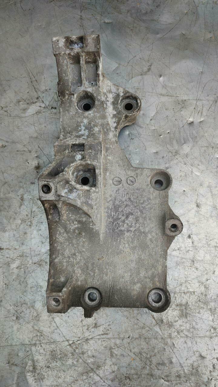 Кронштейн генератора Volkswagen Caddy 3 (2004 - 2010) 03G903143A