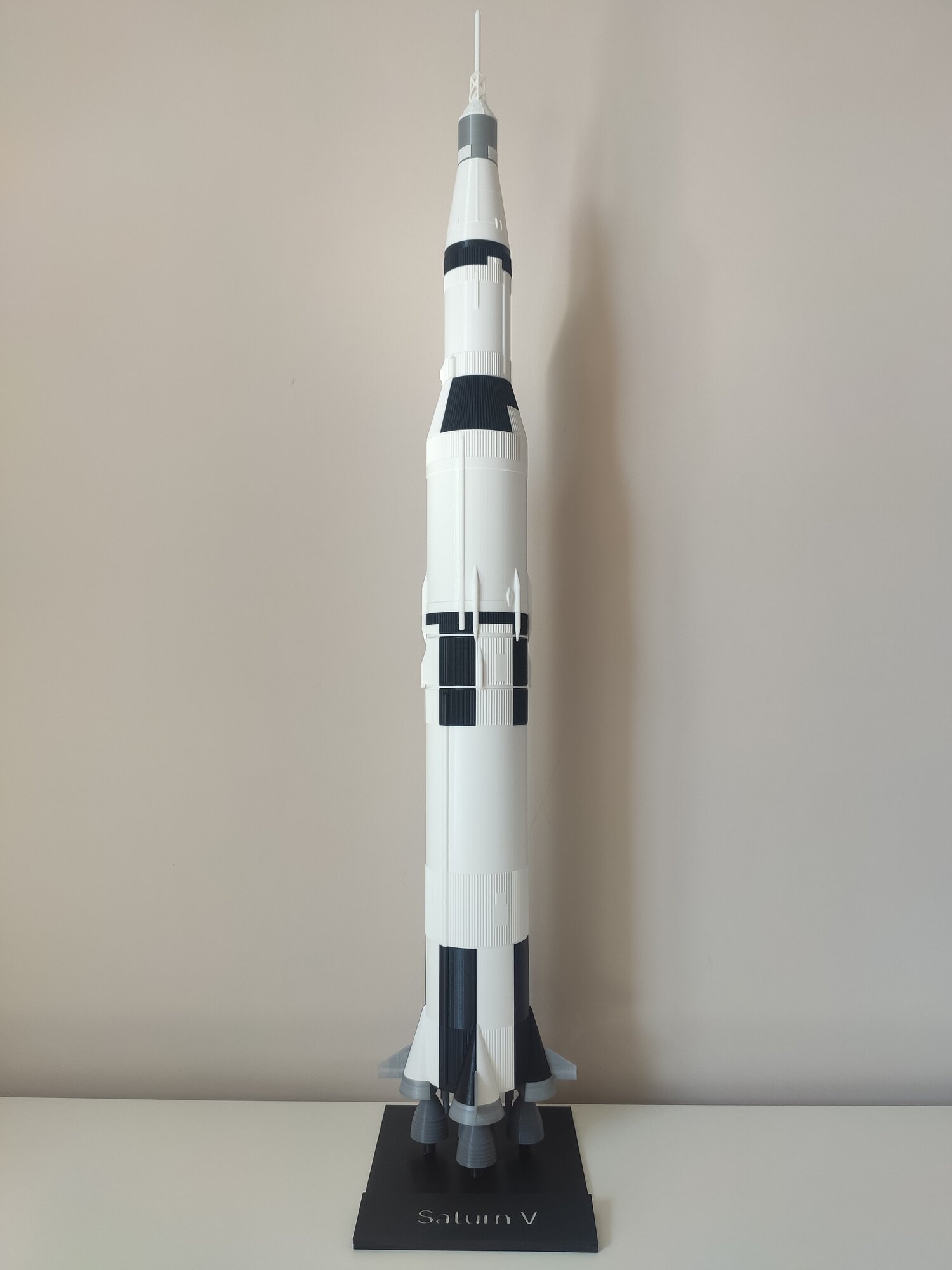 Модель ракеты-носителя Saturn V с космическим кораблем Apollo в масштабе 1:150