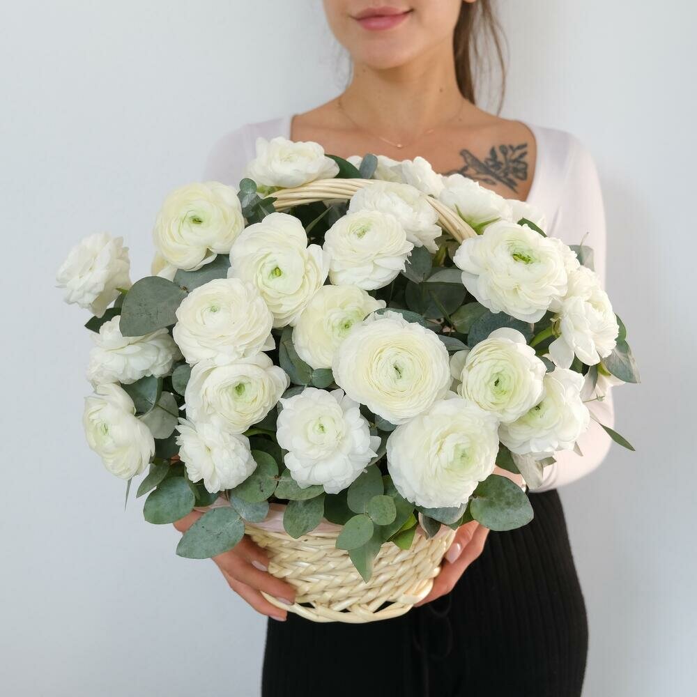 Ранункулюсы в корзине, 41 штучка с эвкалиптом