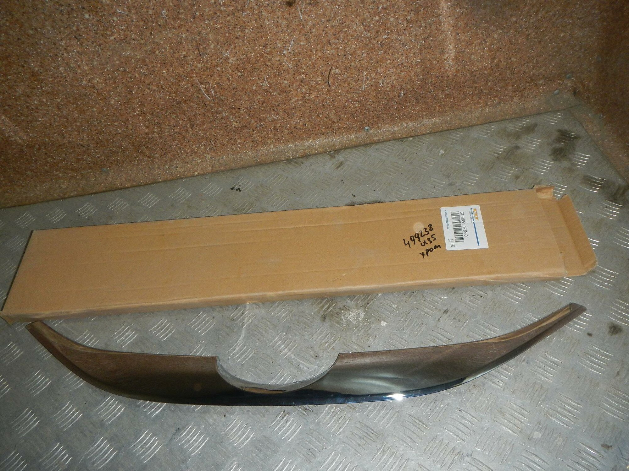 Б/У Накладка на решетку радиатора, Hyundai (Хендэ)-IX35 (10-15) HYUNDAI IX35 (10-15) SAT хром Дубликат, новая. 499238 Hyu...