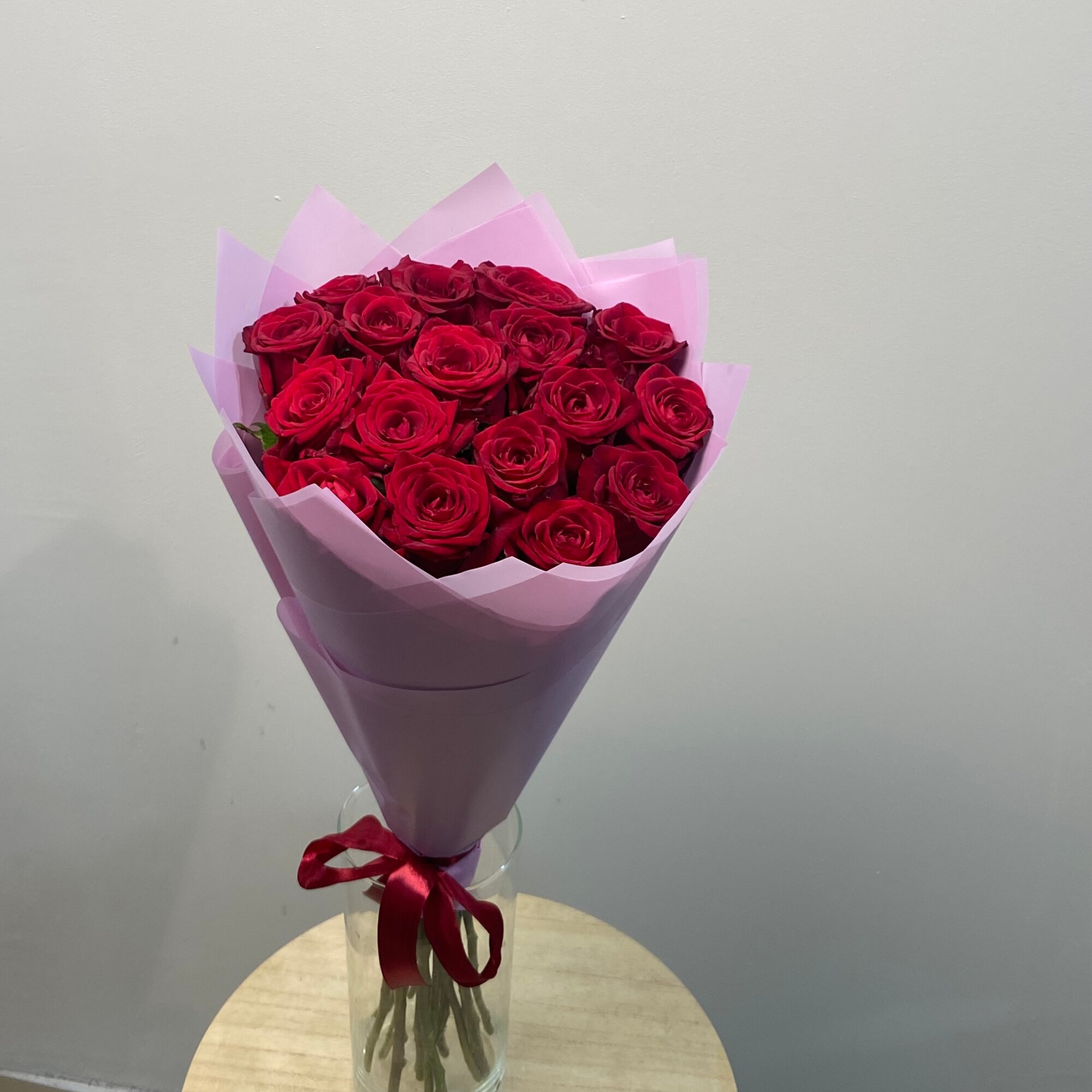 Красные розы букет, 17 штук, сорта "Ред Наоми" цветы 60 см в цветной упаковке